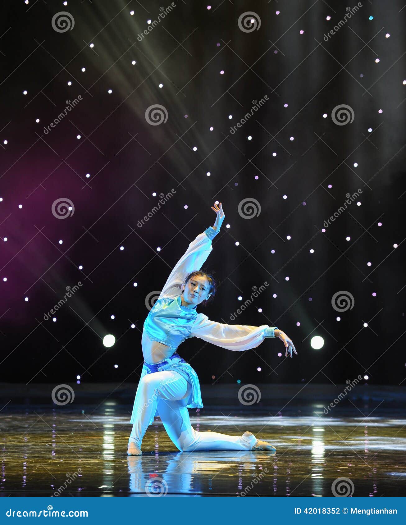 Eagle Solo---Danza Popular De Mongolia Fotografía editorial - Imagen de ...