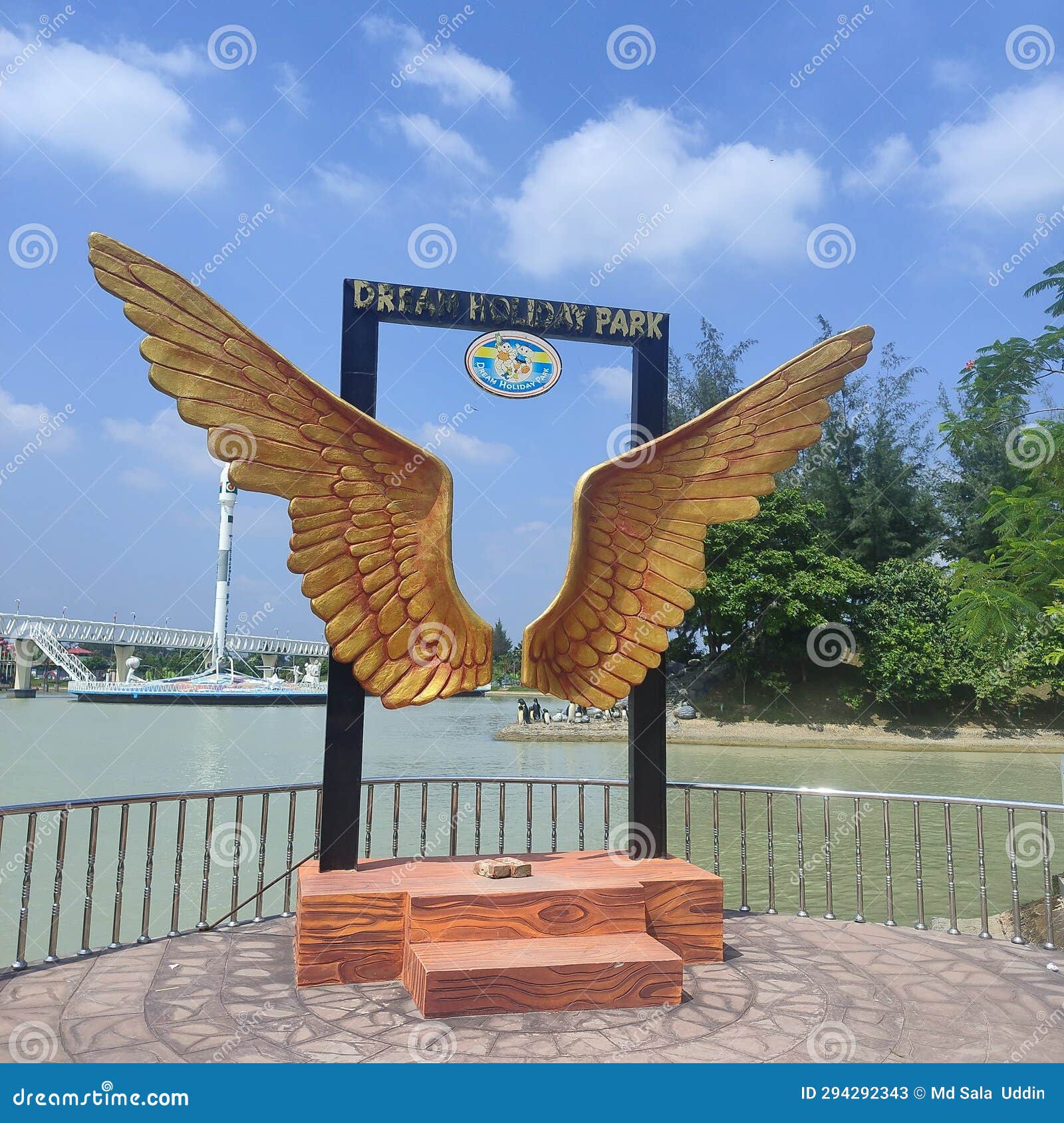 The Eagle Wing Statue is a Beautiful Sight. Editorial Stock Photo - Image of vacation, water ...