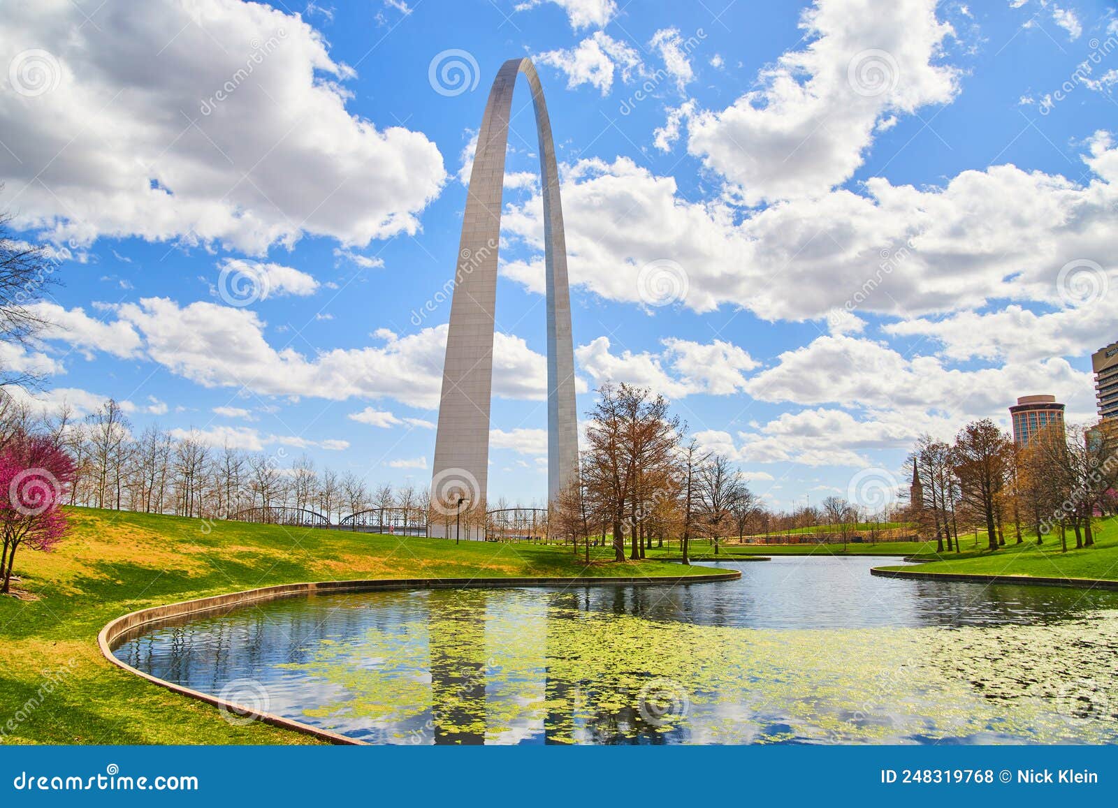 Early Spring at St. Louis S Iconic Gateway Arch Next To Pond Editorial ...