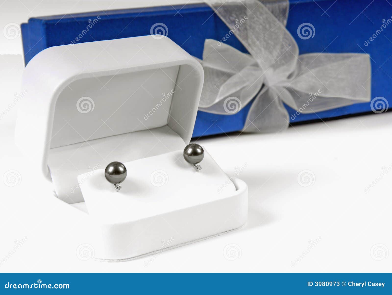 Earrings and Gift Box stock image. Image of tahitian, romantic - 3980973