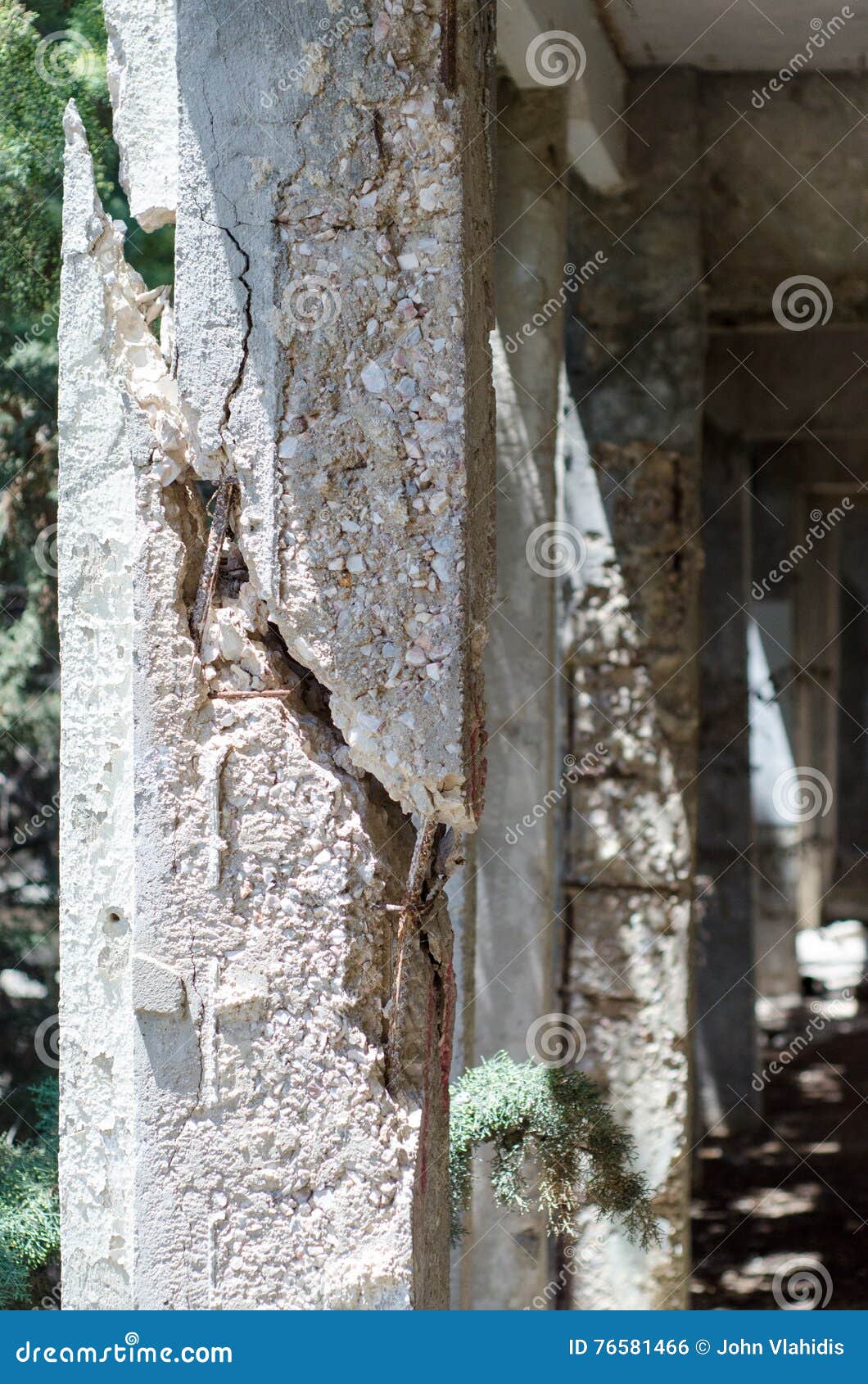 Earthquake Damage Failure Column Stock Photo - Image of construction ...