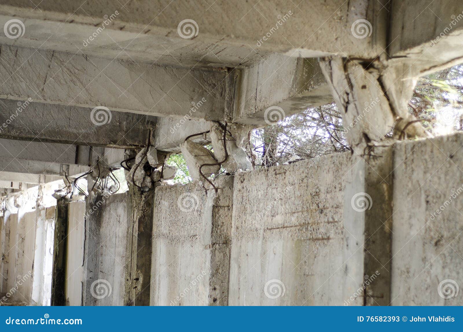 Earthquake Damage Failure Column Stock Image - Image of crack, iron ...