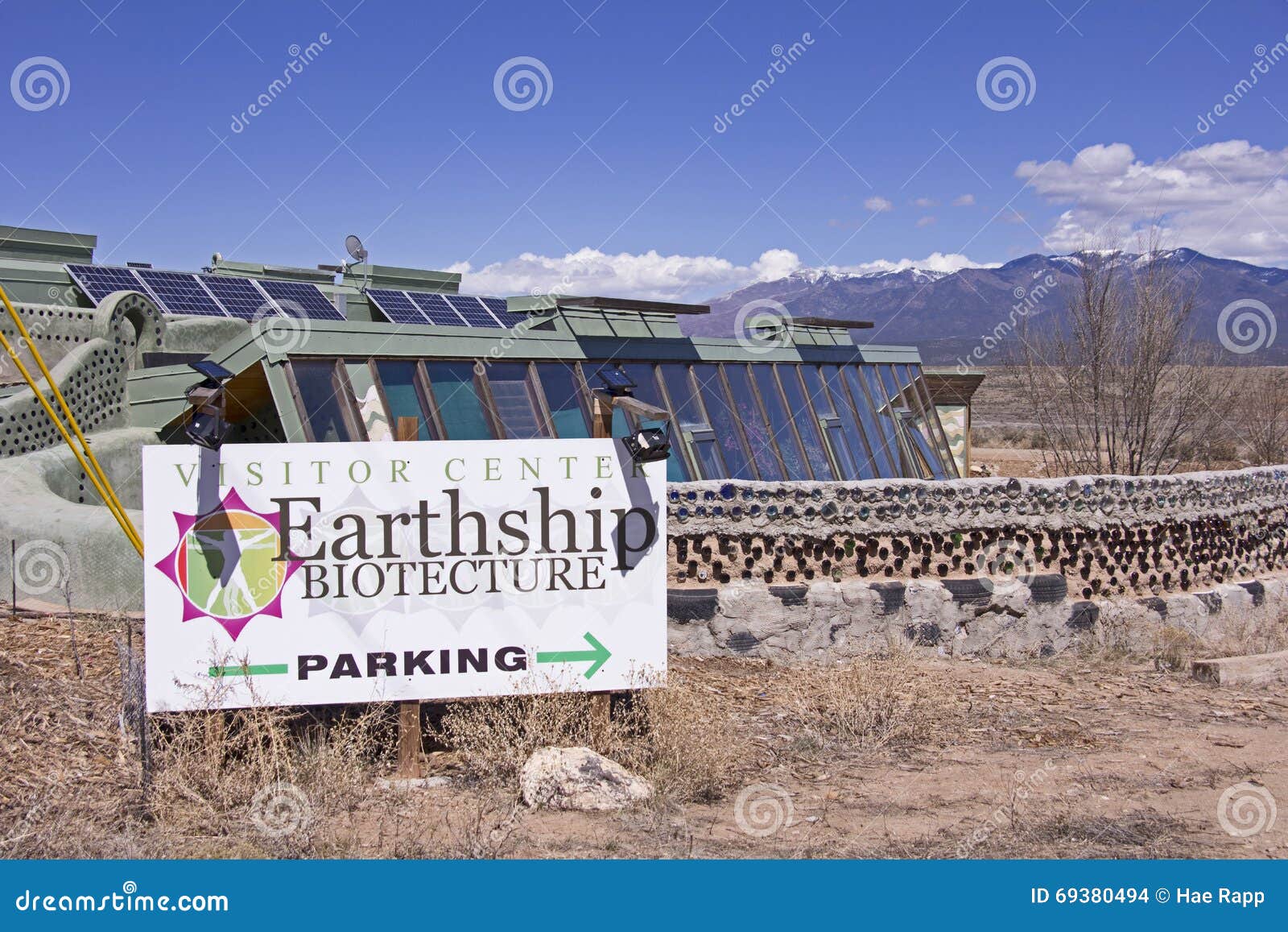 Earthship Biotecture image stock éditorial. Image du construction ...