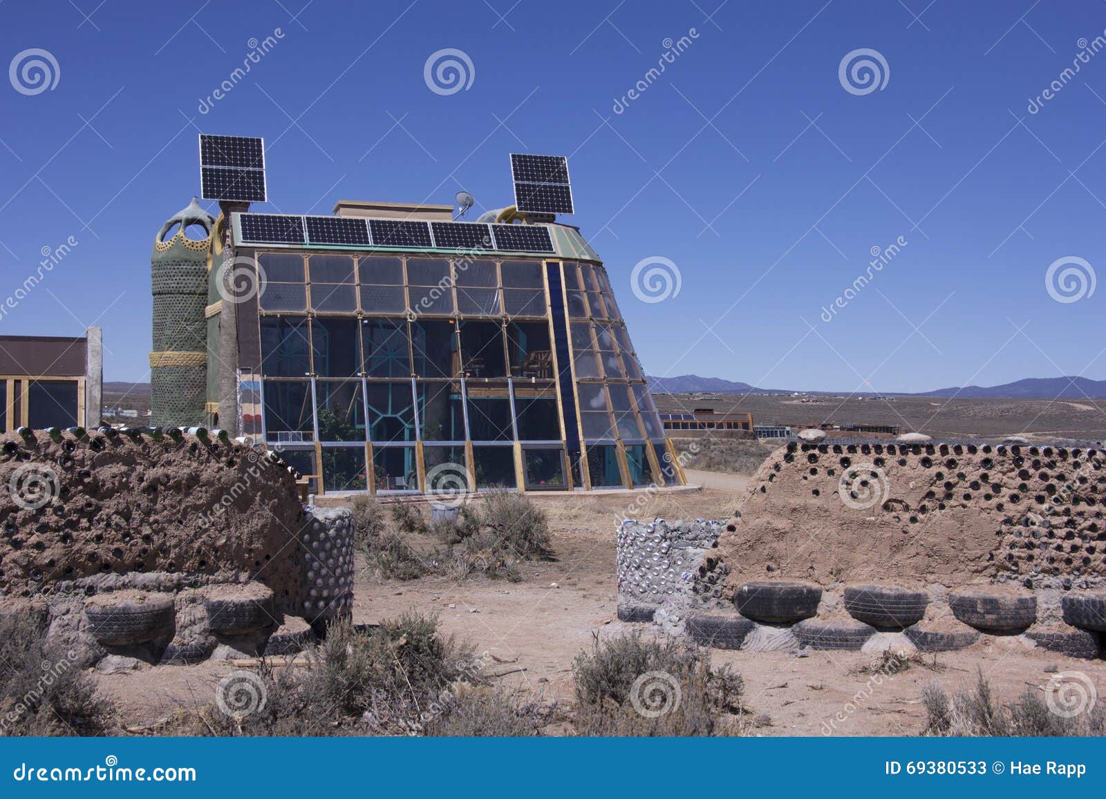 Earthship Biotecture photo stock éditorial. Image du taos - 69380533