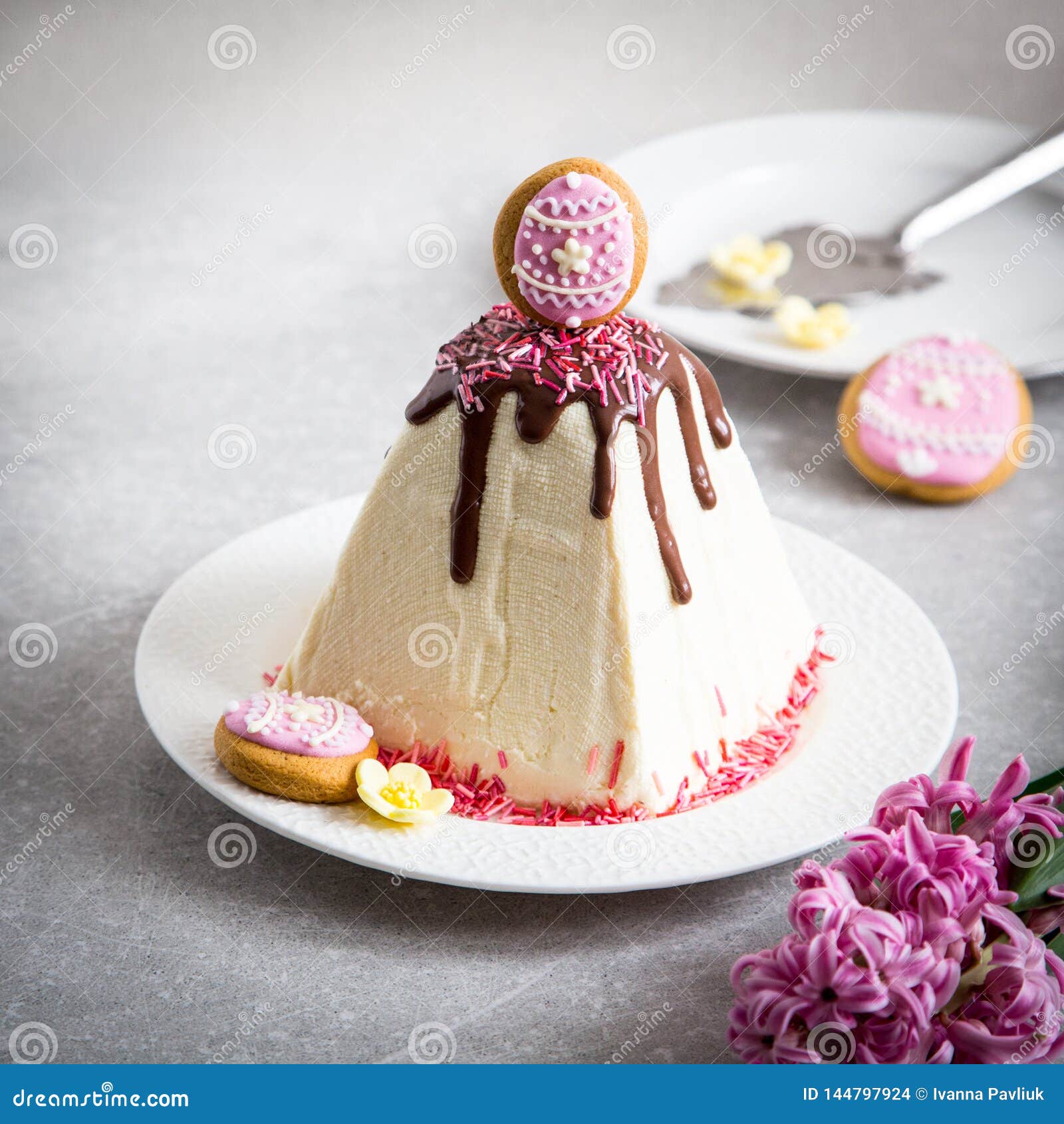 Easter Food Background. Traditional Curd Easter Cake with Spring ...
