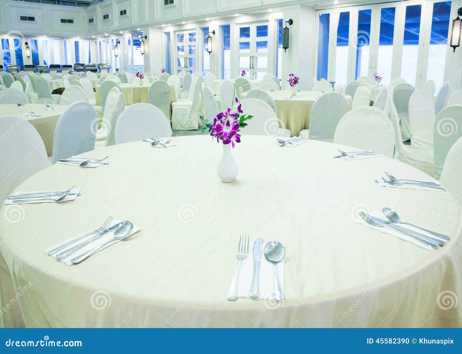 Easy Decoration Round Table Setting for Big Party Stock Photo - Image ...