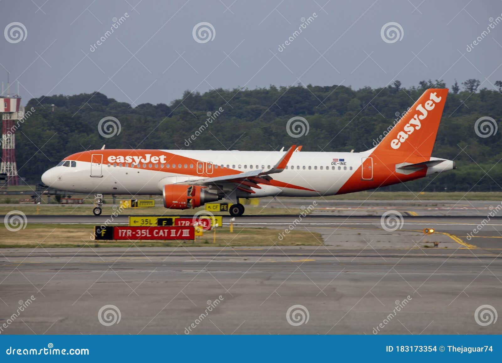 Easyjet editorial stock image. Image of driver, family - 183173354