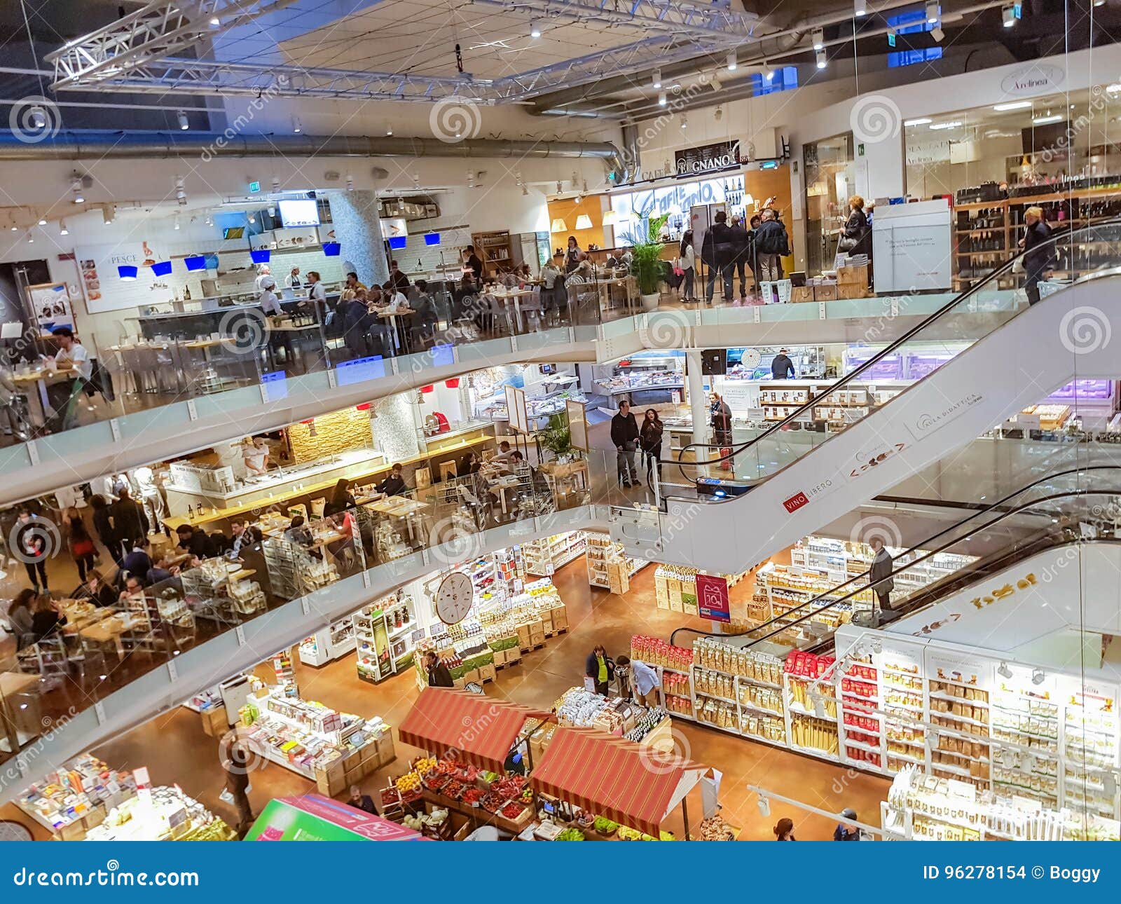 Eataly Smeraldo a Milano immagine stock editoriale. Immagine di verdura ...