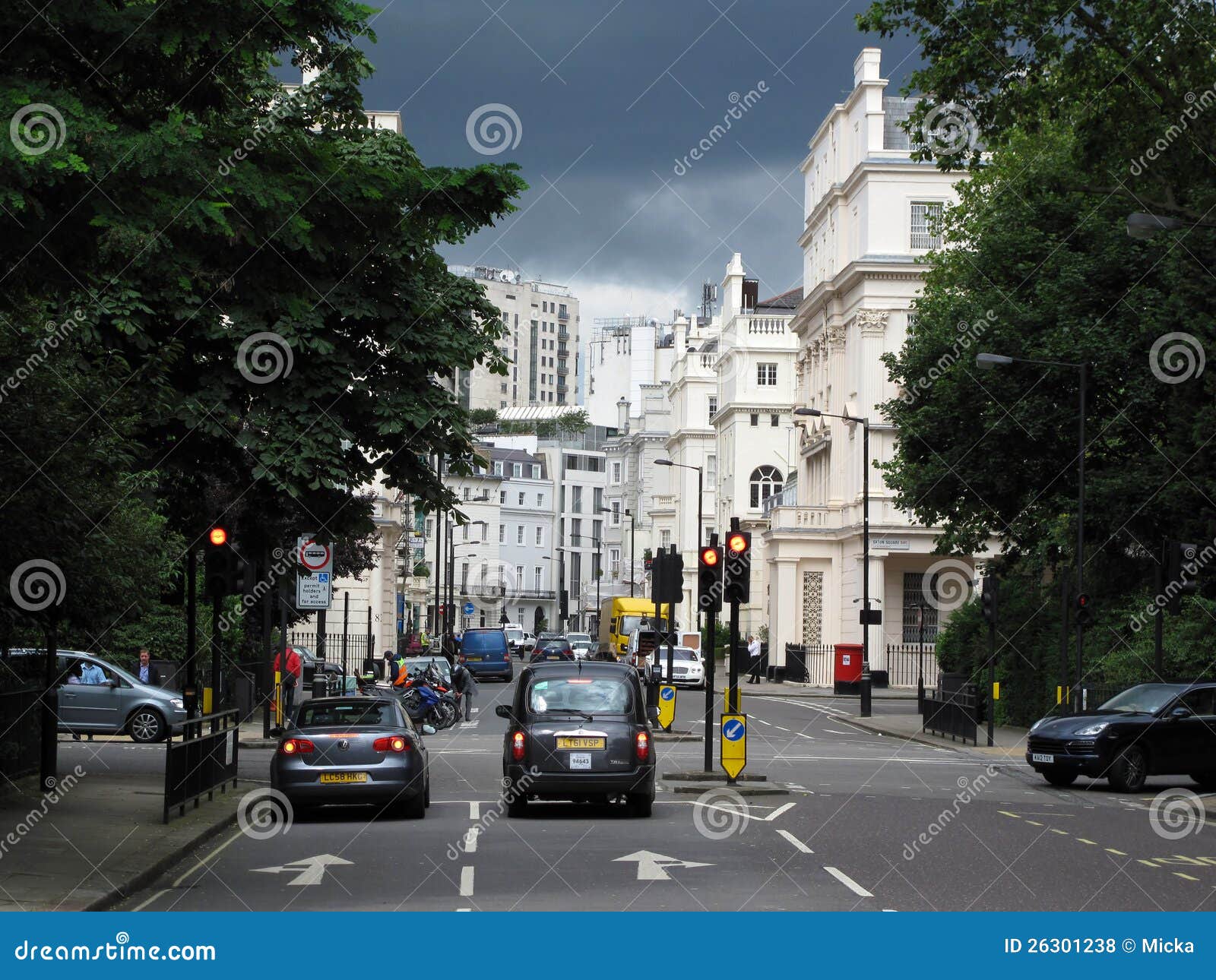Eaton Square in London editorial stock photo. Image of carriage - 26301238