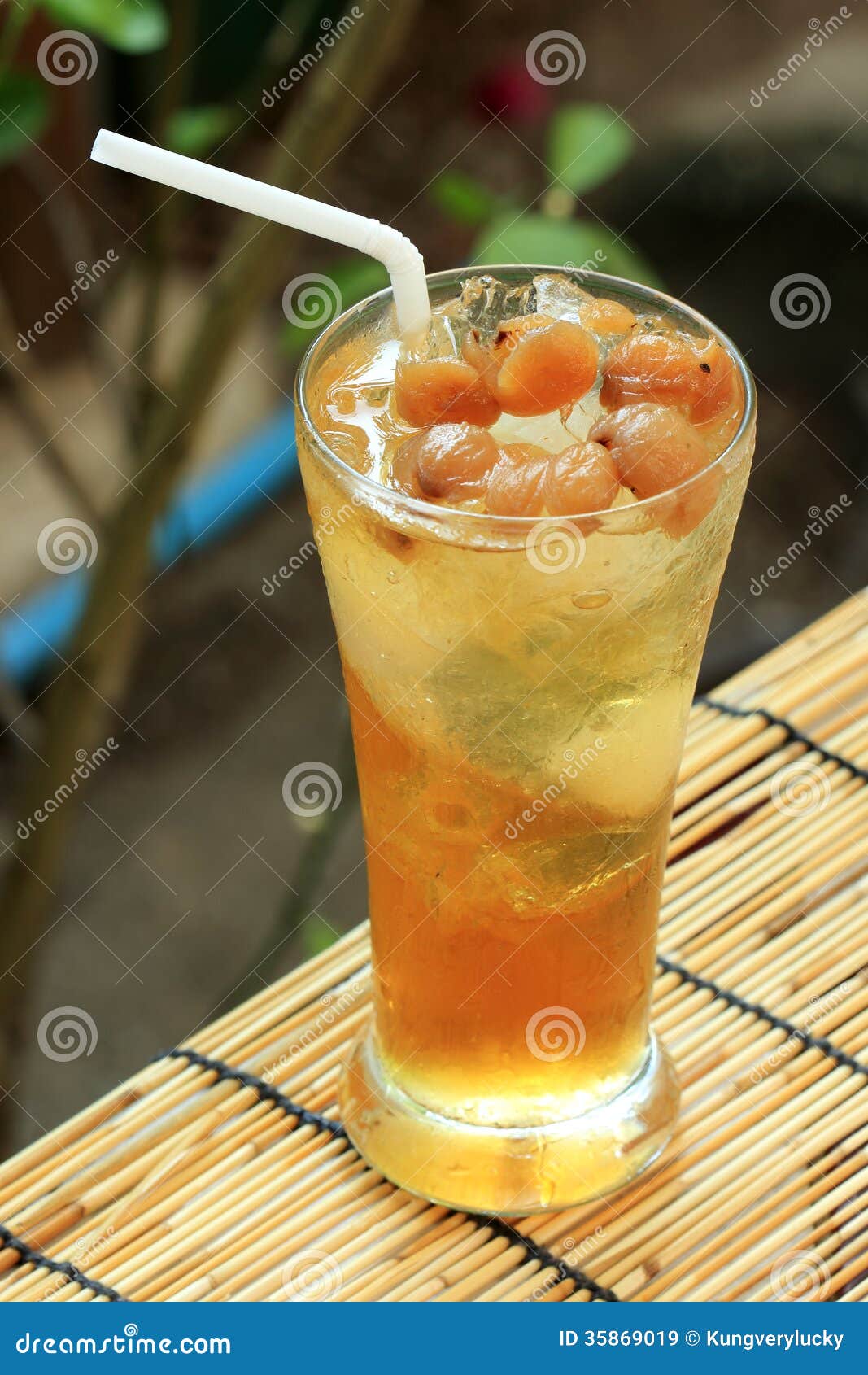 Eau Froide De Jus De Longan Image stock - Image du gaieté, centrale ...