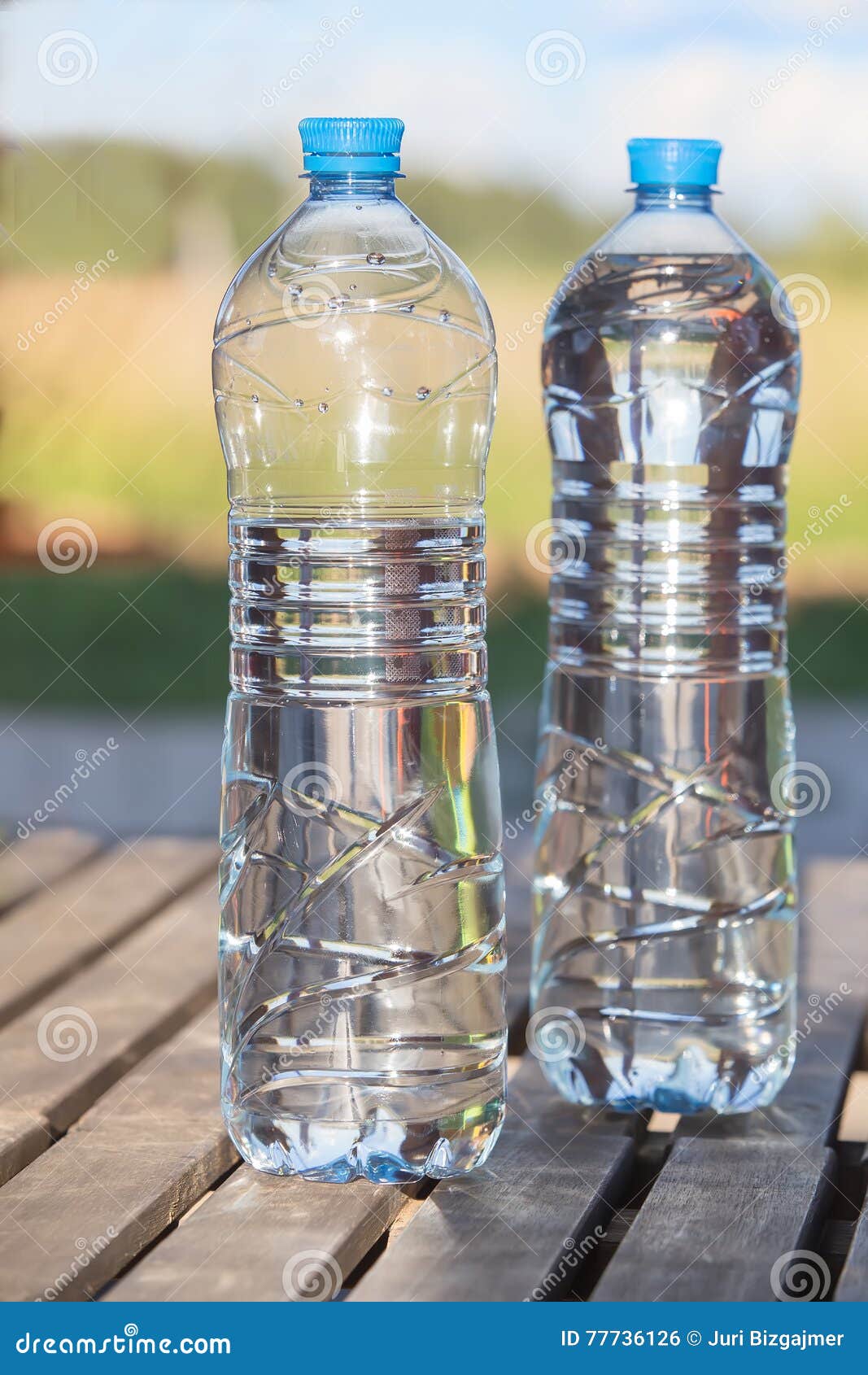 Eau Potable Dans Des Bouteilles En Plastique Photo stock - Image du ...