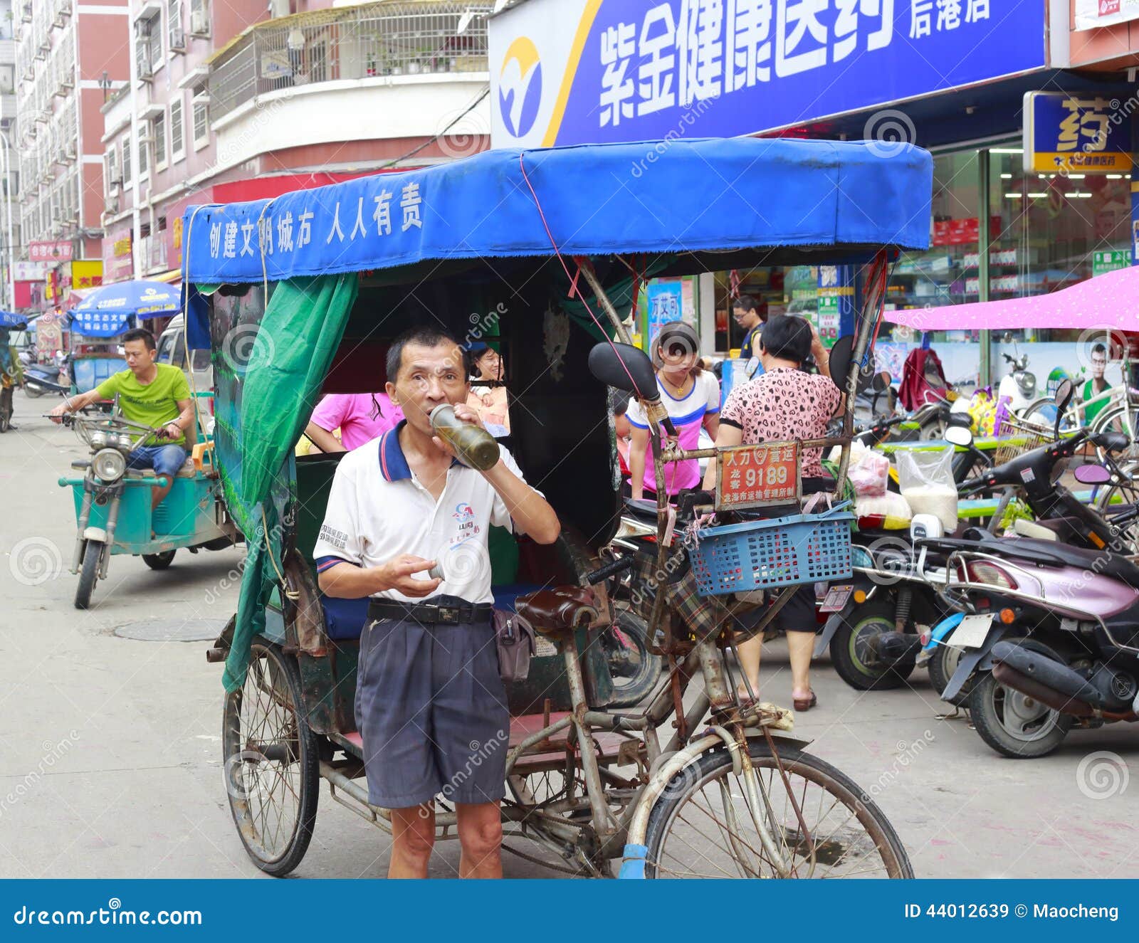 Eau Potable De Conducteur De Pousse-pousse Image stock éditorial ...