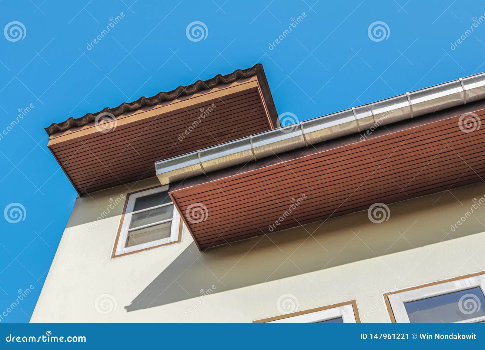 Eaves and rain gutter stock image. Image of roof, building - 147961221