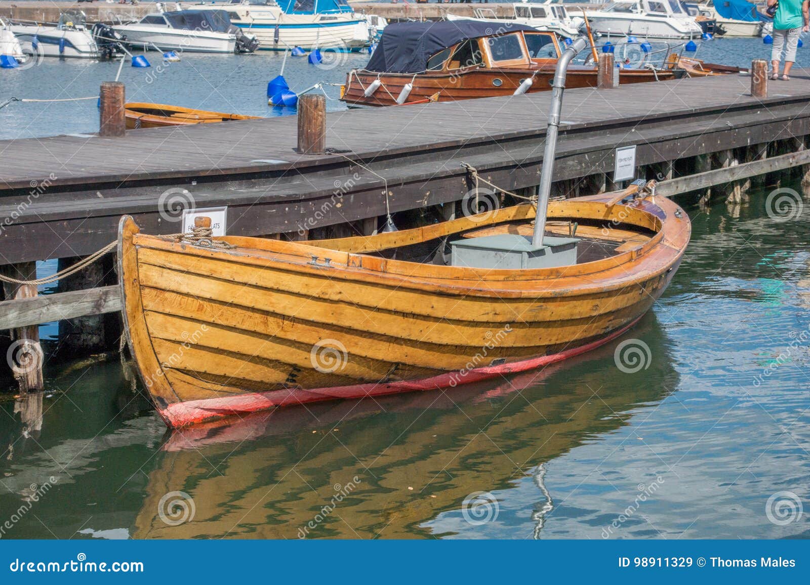 Eb En Houten Gemotoriseerde Boot Redactionele Stock Afbeelding - Image ...