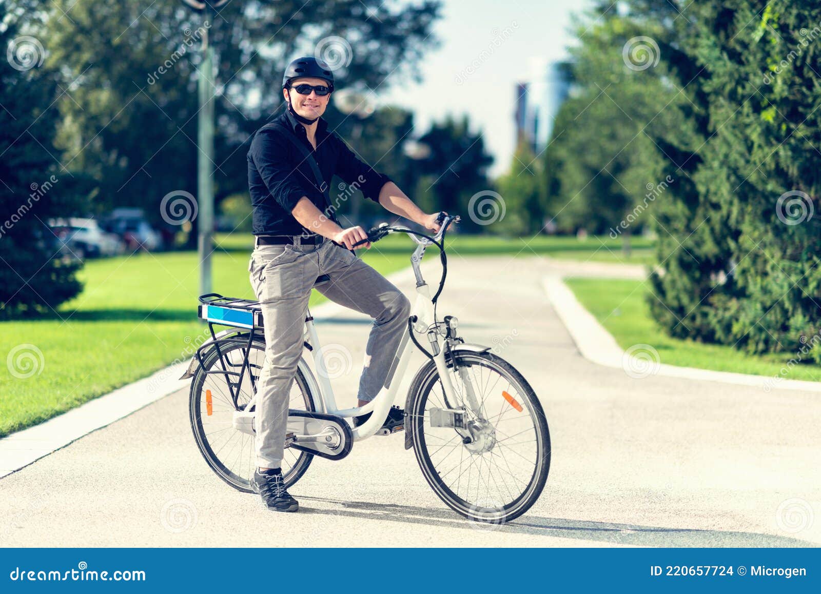 Ebiker foto de archivo. Imagen de adultos, cara, bicicleta - 220657724