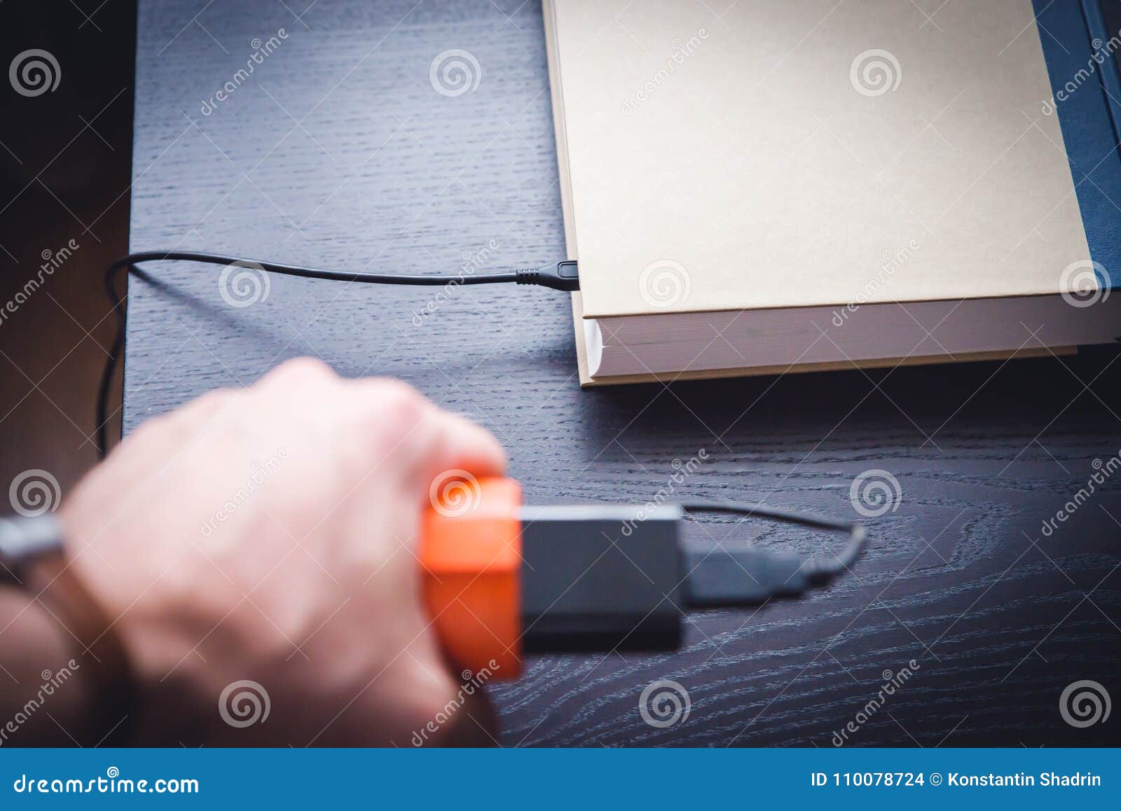 EBook Y Libro Conectados Con El Cable Foto de archivo - Imagen de ...