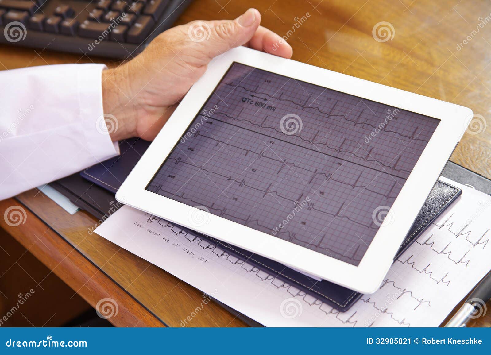 ECG on tablet computer stock image. Image of monitor - 32905821