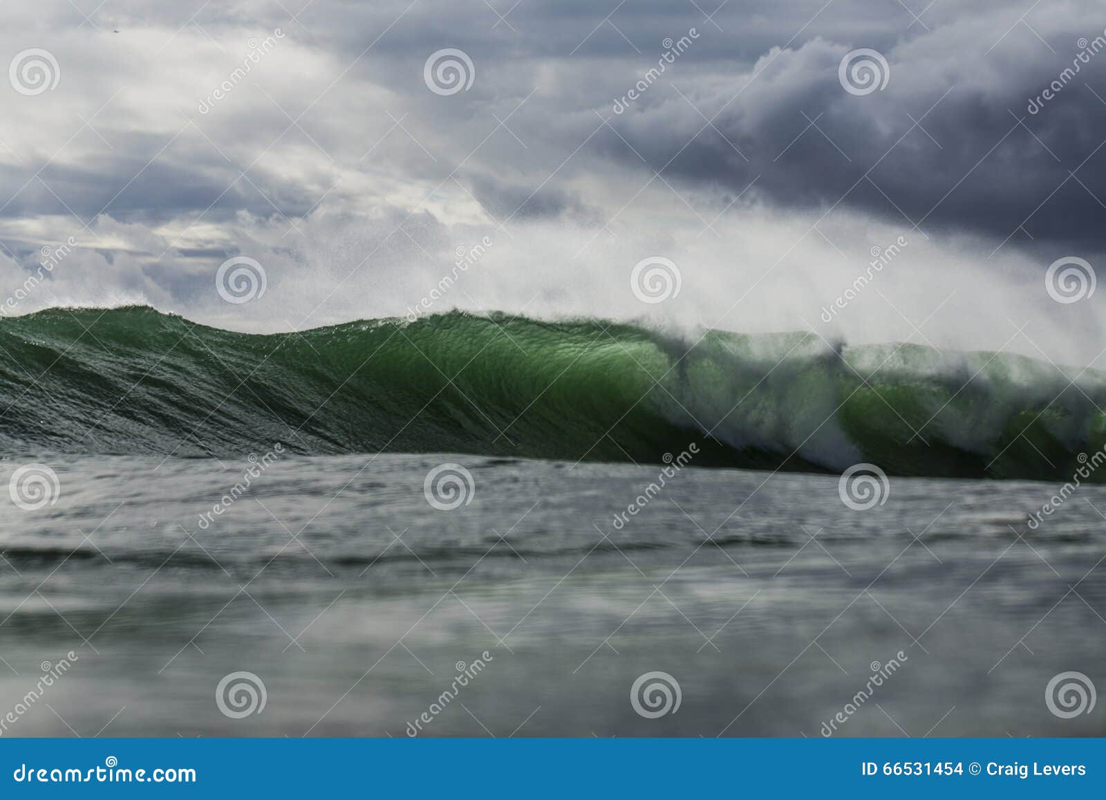 Echada de la onda foto de archivo. Imagen de textura - 66531454