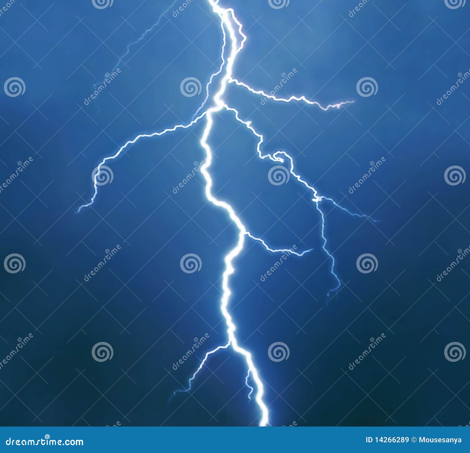 Echte geïsoleerde bliksem stock afbeelding. Image of licht - 14266289