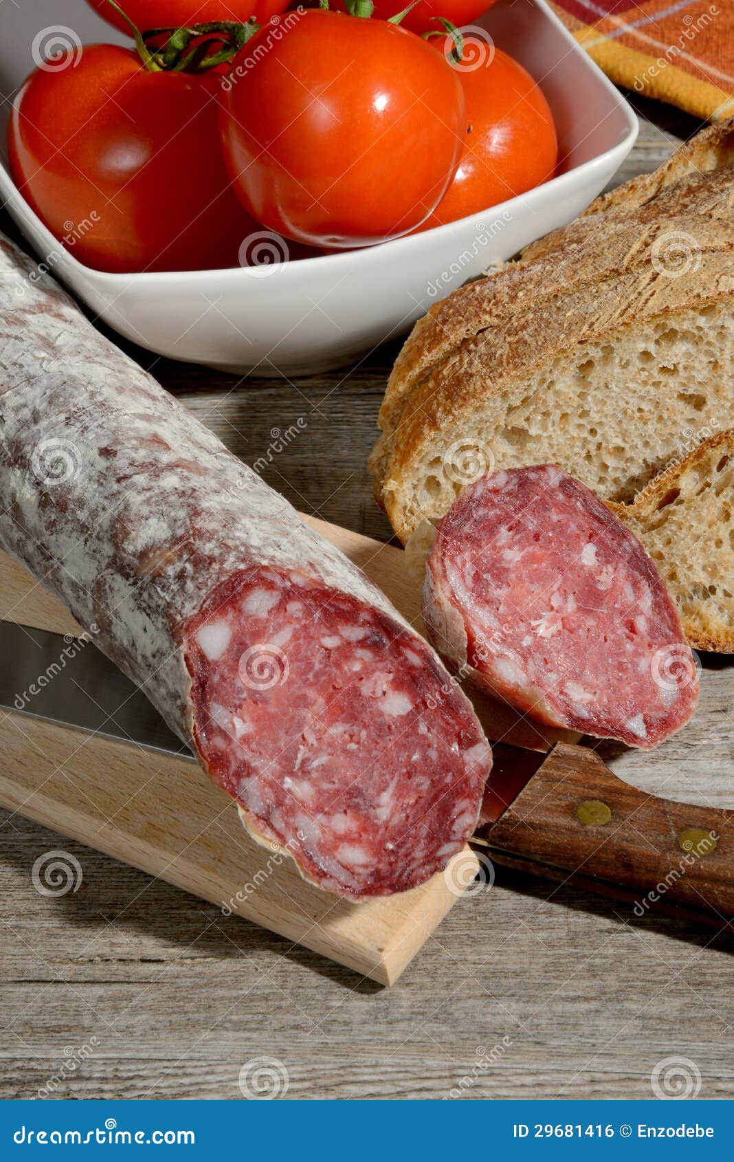Echte Salami stockfoto. Bild von schweinefleisch, weizen - 29681416
