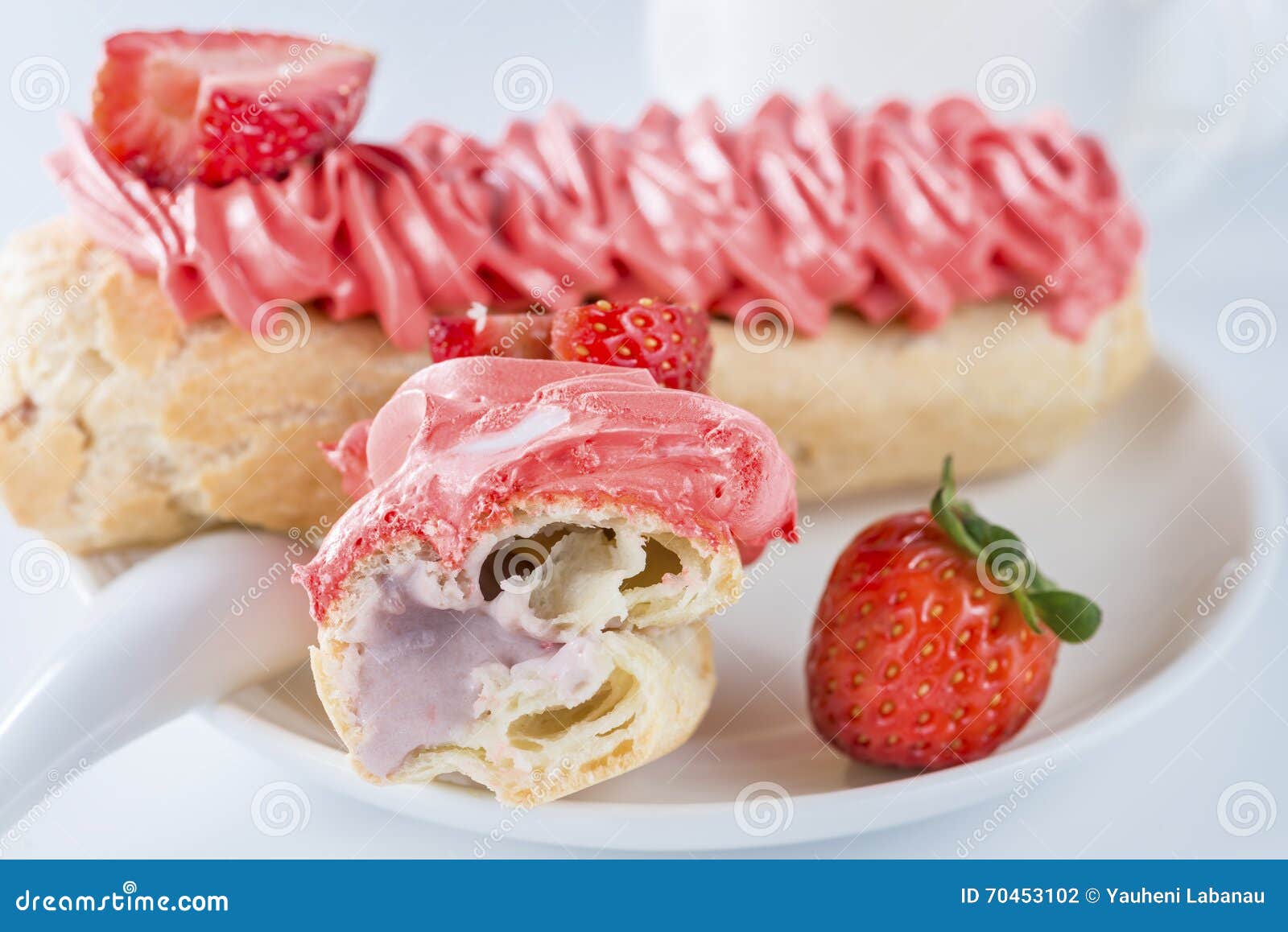 Eclair Com Morango, Profundidade De Campo Rasa Foto de Stock - Imagem ...