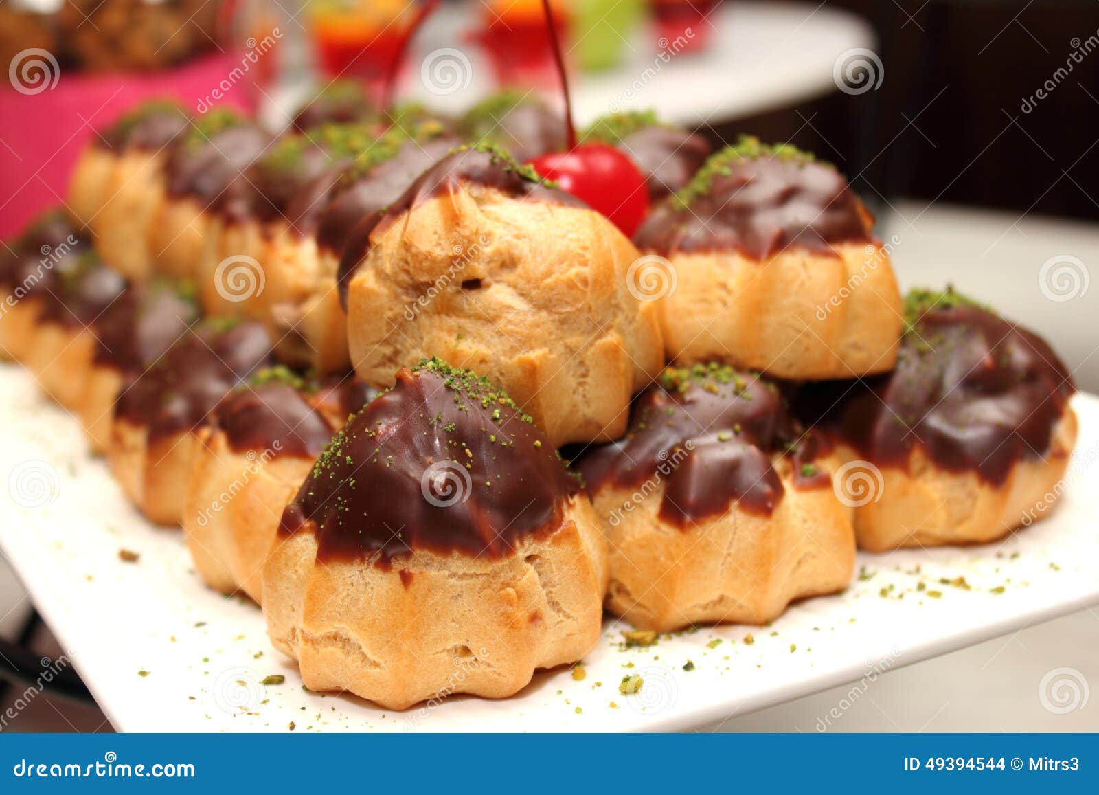 Eclair Con El Postre Del Dulce Del Chocolate Foto de archivo - Imagen ...