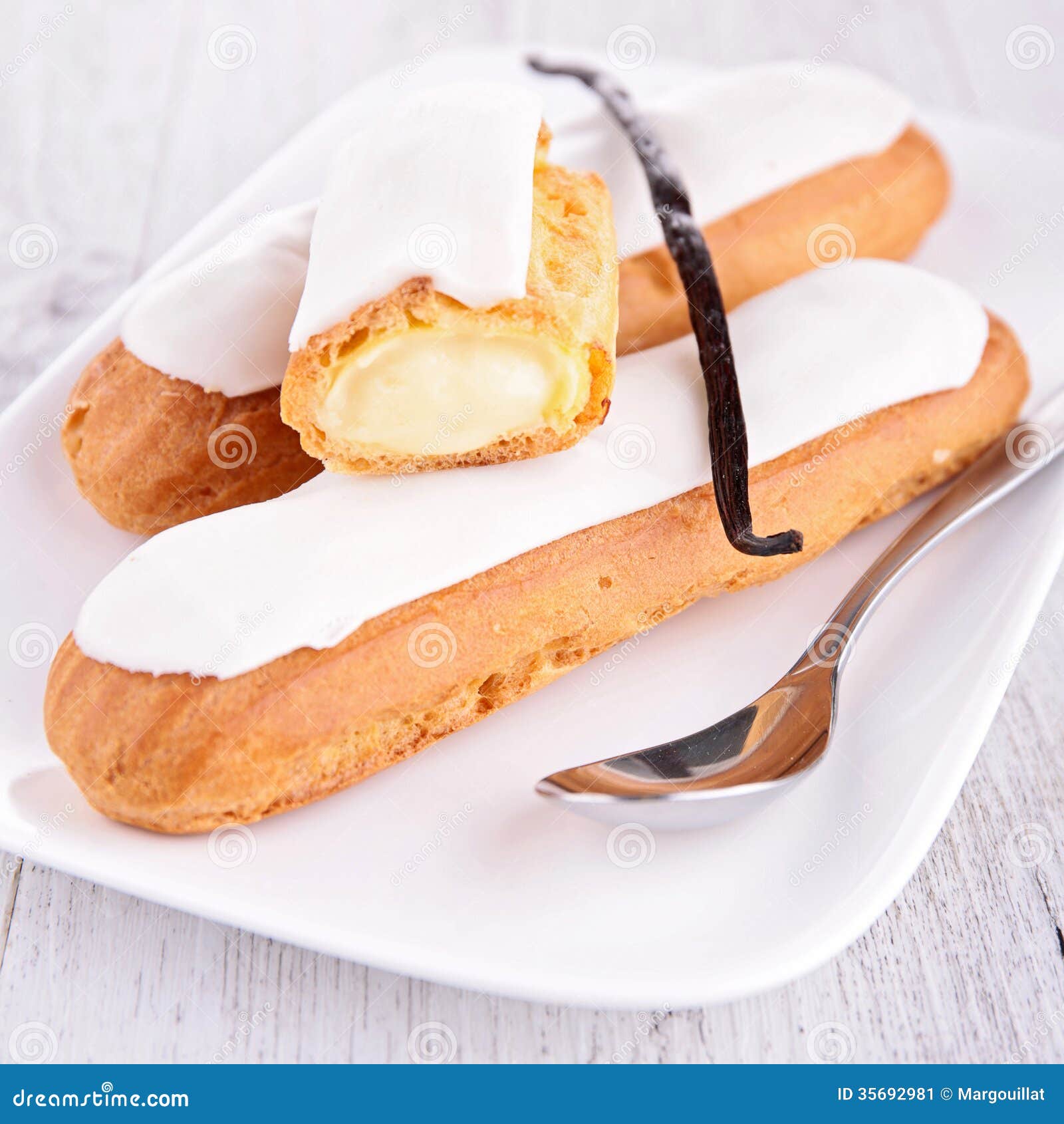 Eclair Con La Crema Della Vaniglia Immagine Stock - Immagine di dolce ...