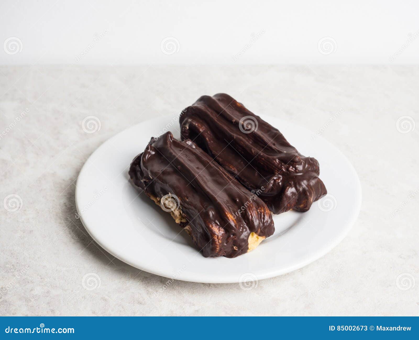 Eclair De Chocolat Sur La Table Blanche Image stock - Image du ...