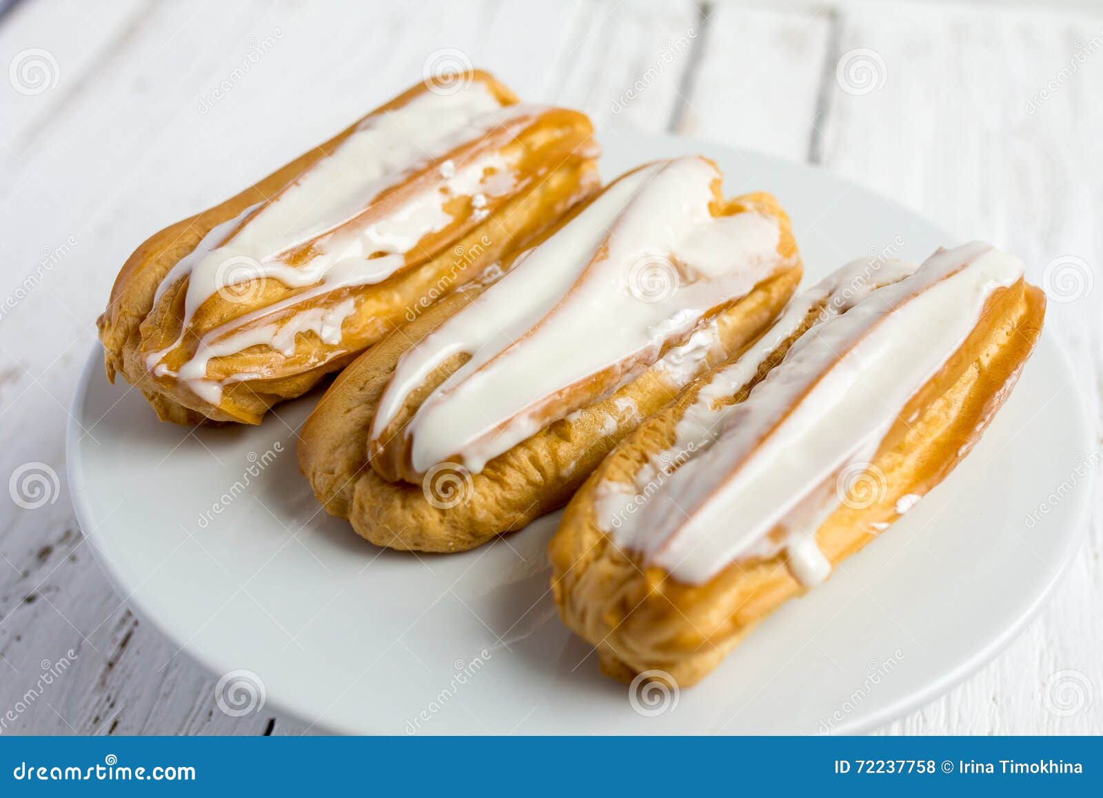 Eclair Del Postre Con Crema Azotada Foto de archivo - Imagen de crema ...