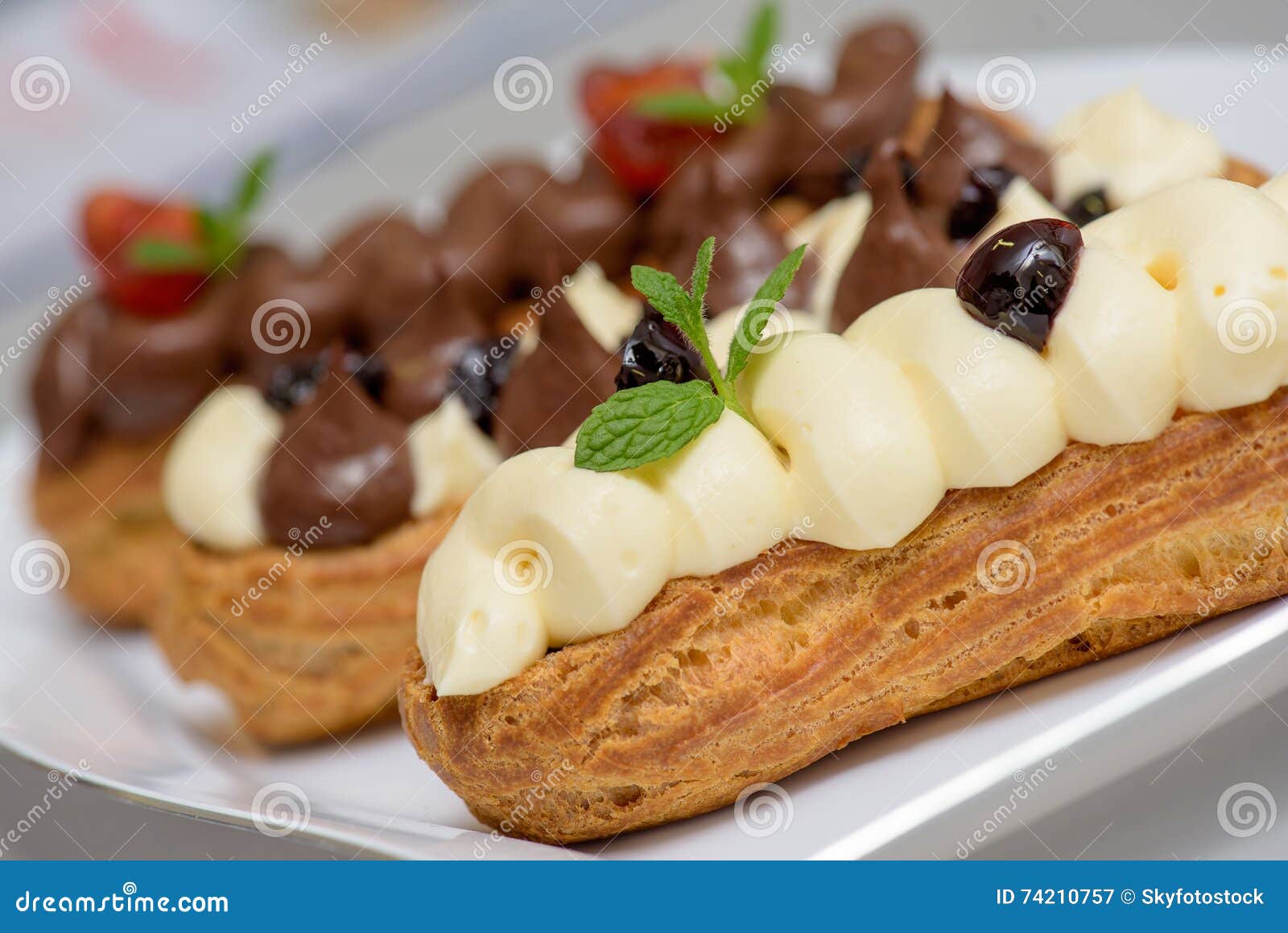 Eclairs imagen de archivo. Imagen de natillas, cremoso - 74210757