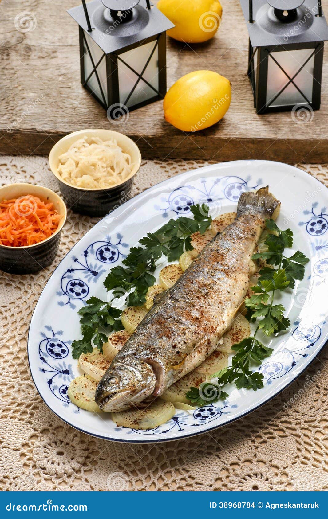 Eclisa En La Taberna Griega. Trucha Asada Foto de archivo - Imagen de ...