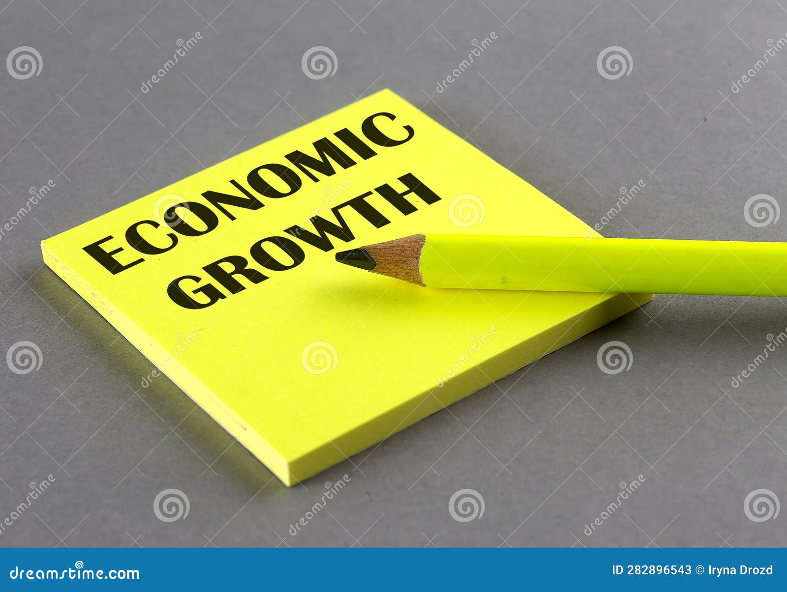 ECONOMIC GROWTH Text Written on a Sticky on Grey Background Stock Image ...