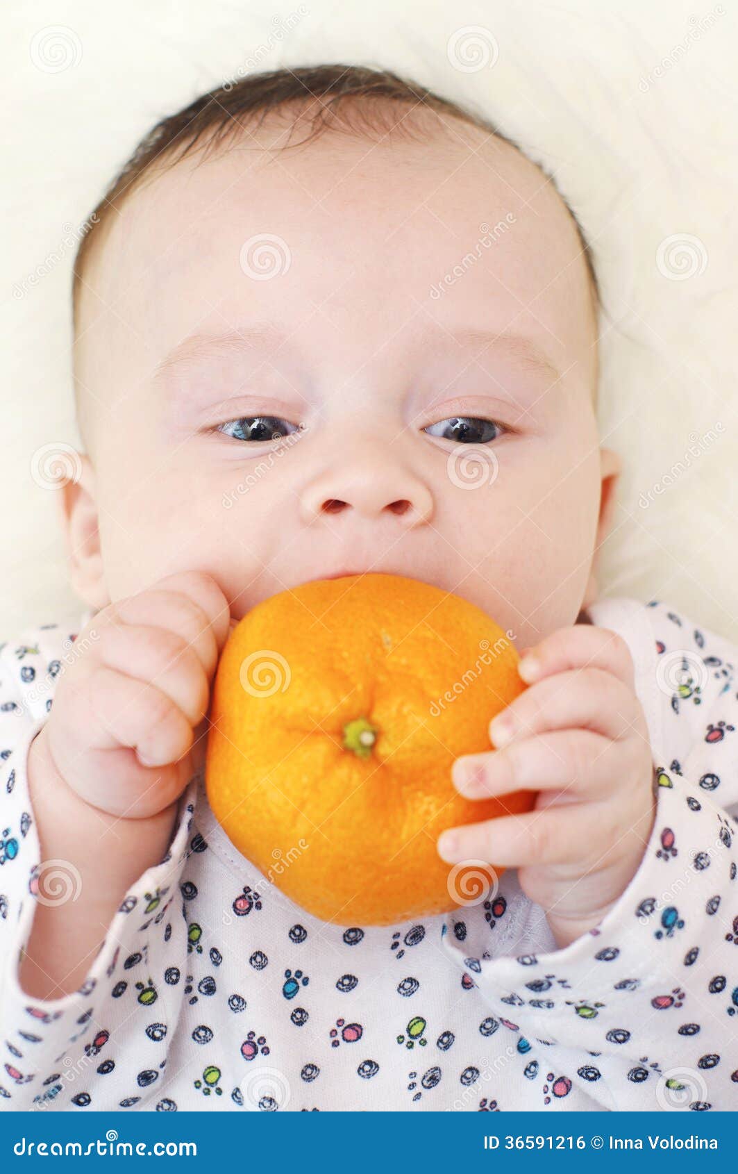 Edad Del Bebé De 3 Meses Con La Mandarina Foto de archivo - Imagen de ...