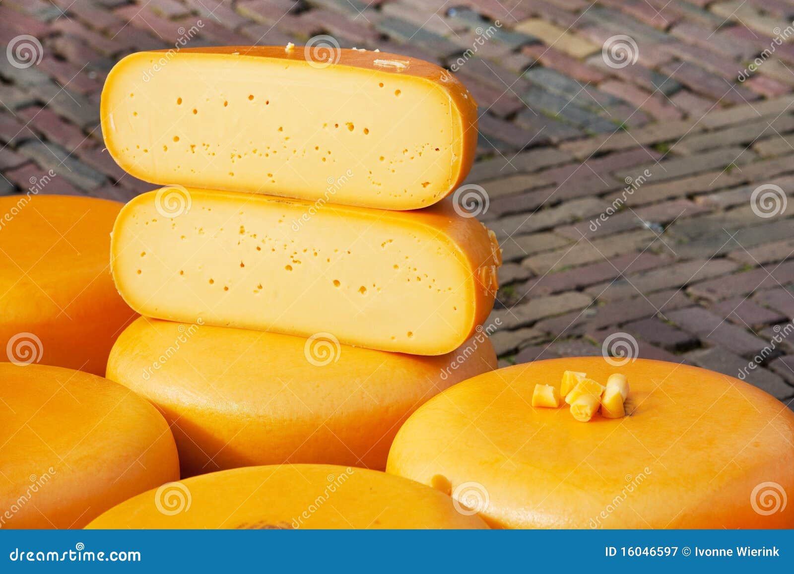 Edammer kaas stock afbeelding. Image of houten, velen - 16046597