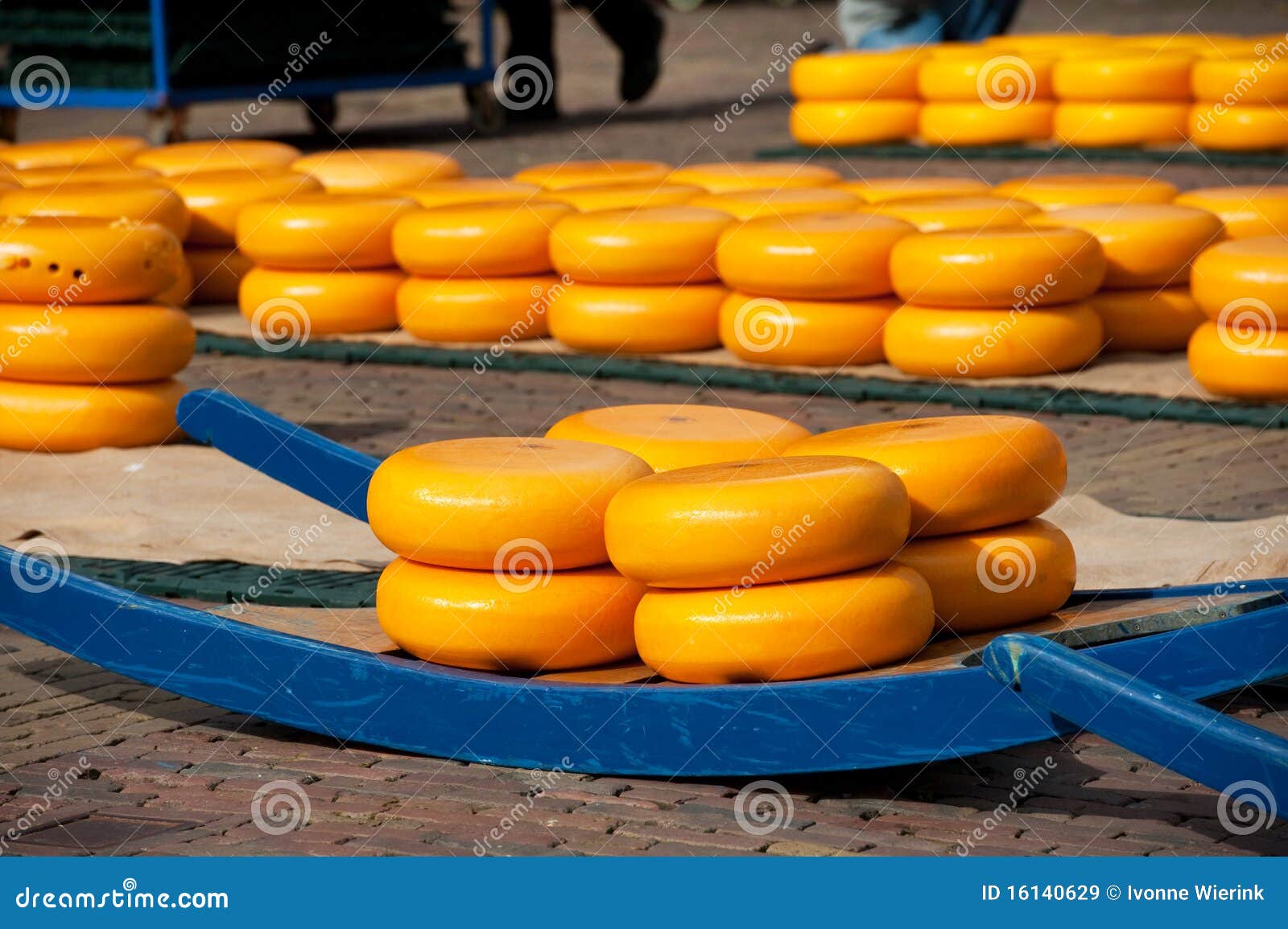 Edammer kaas stock afbeelding. Image of holland, dienbladen - 16140629