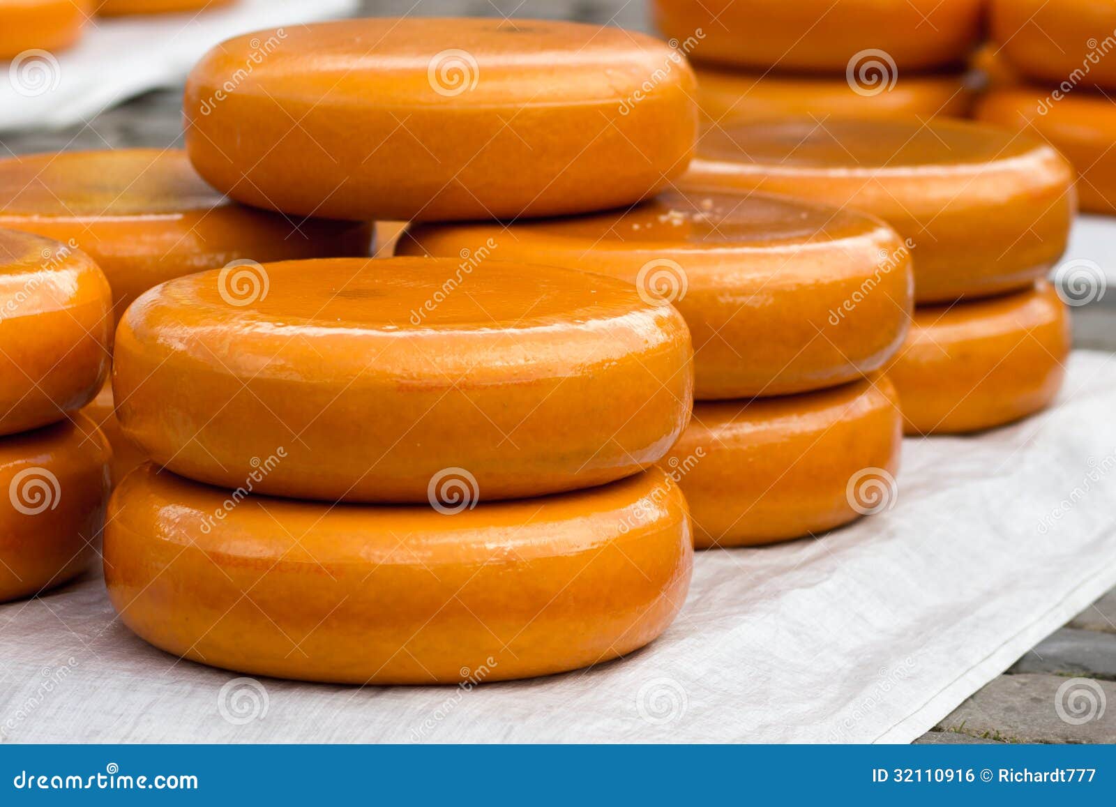 Edammer kaasmarkt in Gouda redactionele foto. Image of nederlands ...