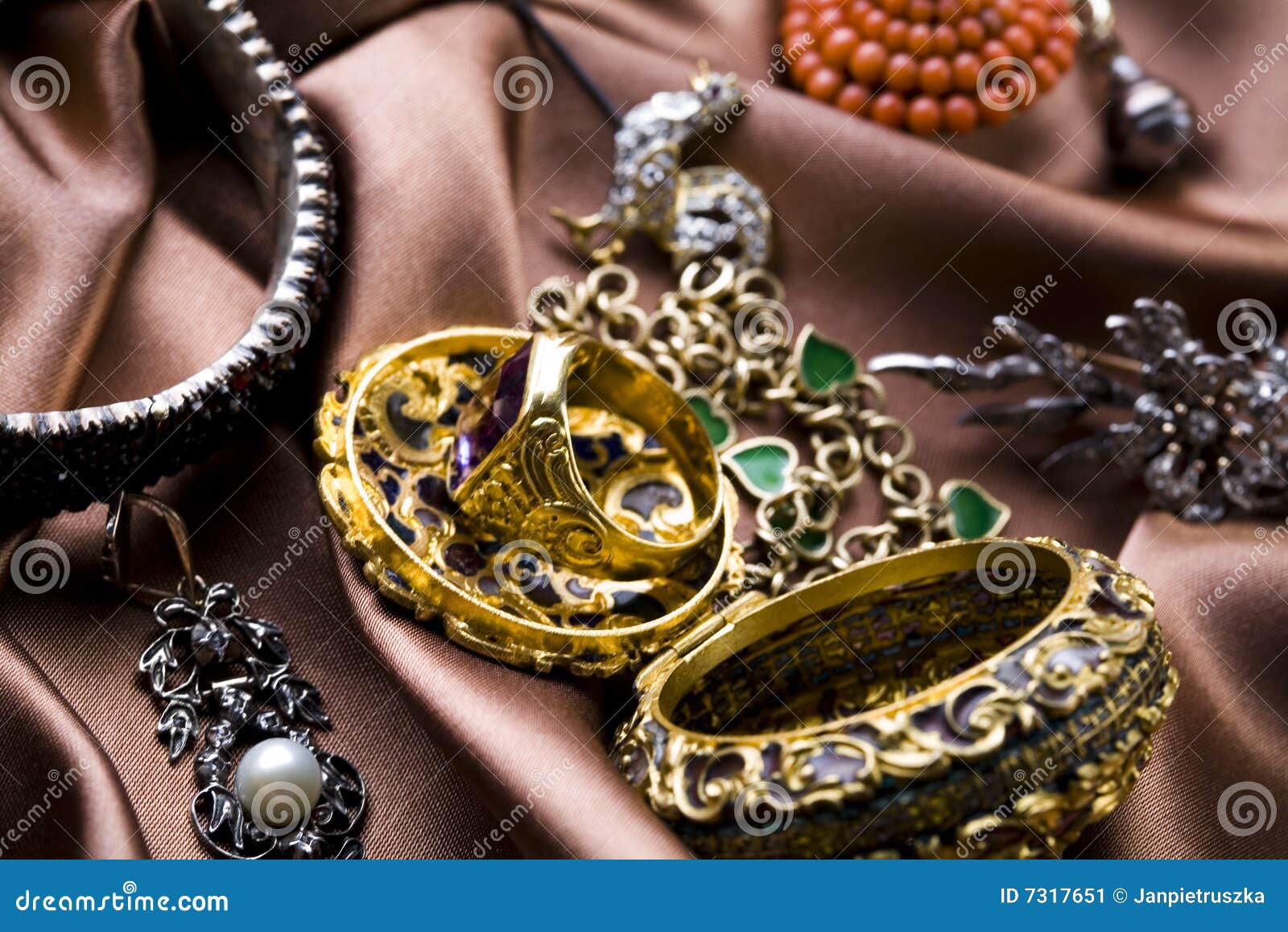 Edelsteine - Juwelen stockbild. Bild von glänzend, wert - 7317651