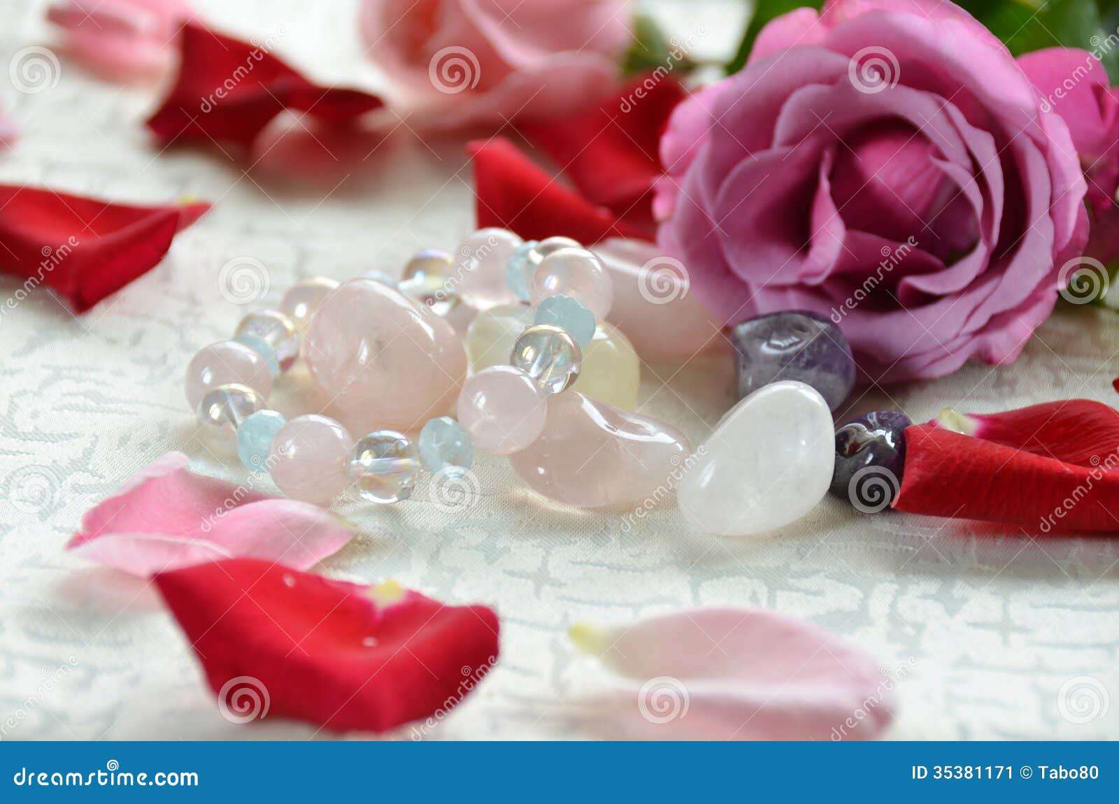 Edelsteine Mit Rosafarbenen Blumen Stockbild - Bild von stieg, kristall ...