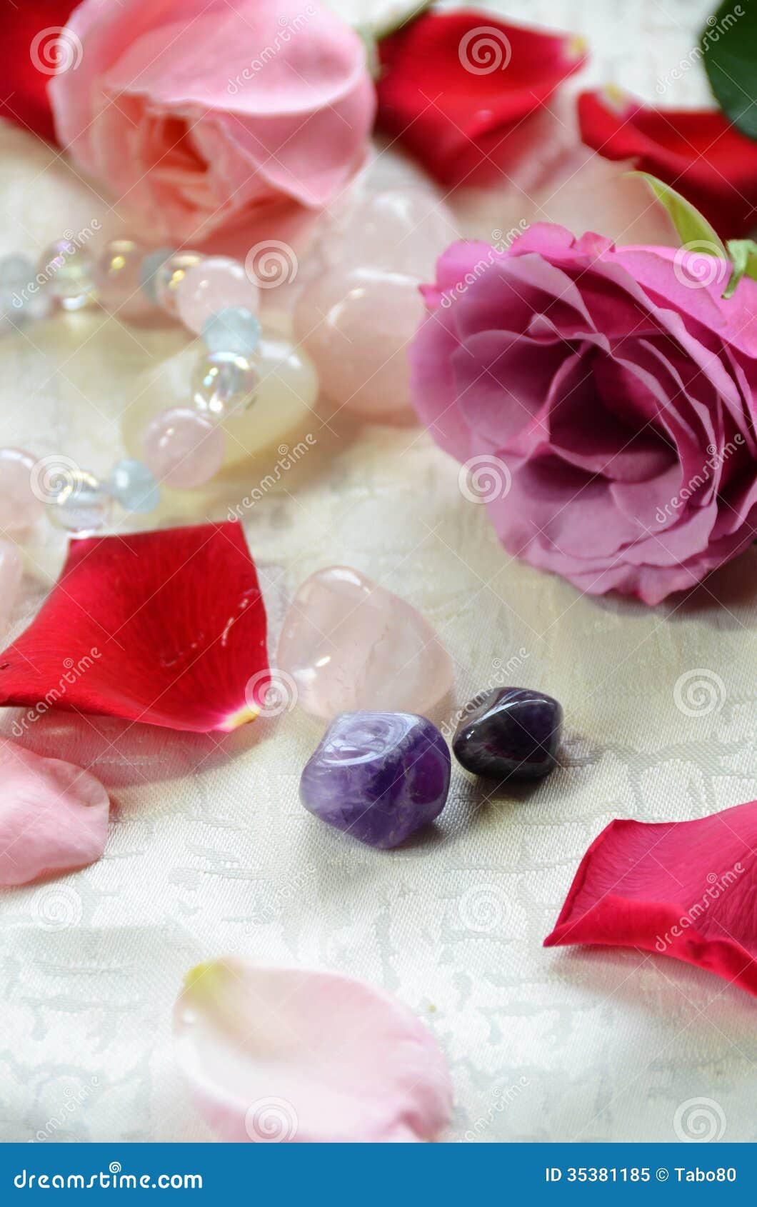 Edelsteine Mit Rosafarbenen Blumen Stockbild - Bild von heilend ...