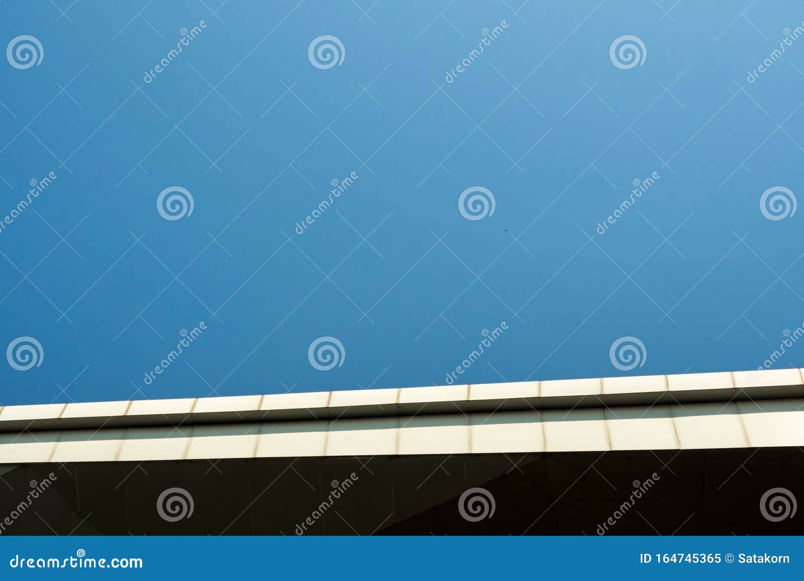 The Edge of Building Roof and the Copy Space on Clear Blue Sky Stock ...