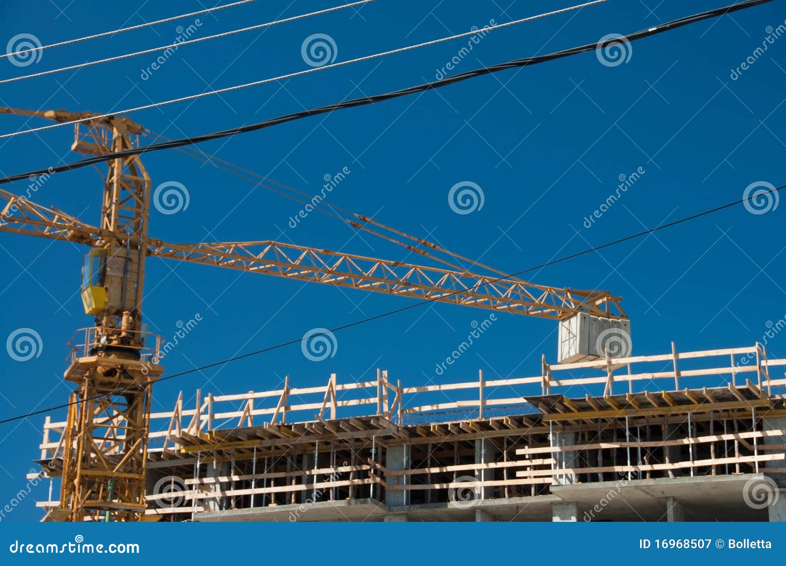 Edificando. stock image. Image of building, crane, scaffolding - 16968507