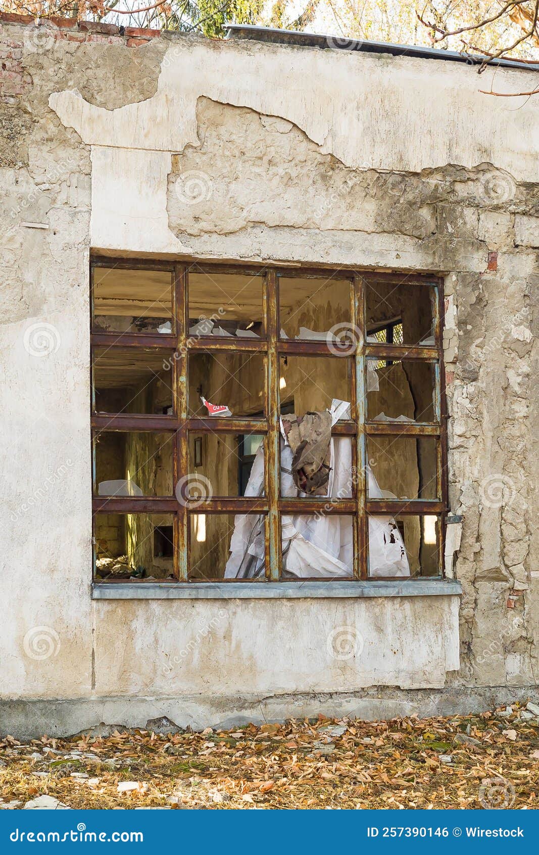 Edifici Abbandonati Con Muri E Finestre Rotte Fotografia Stock - Immagine di casa, sporco: 257390146