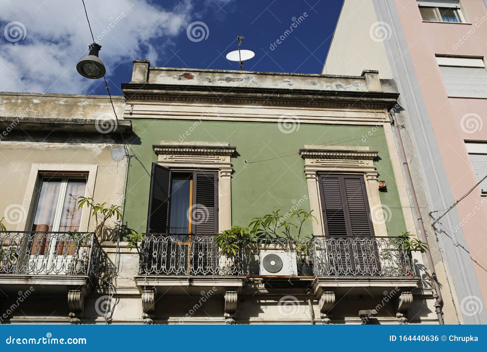 Edifici di stile italiano fotografia editoriale. Immagine di cielo ...
