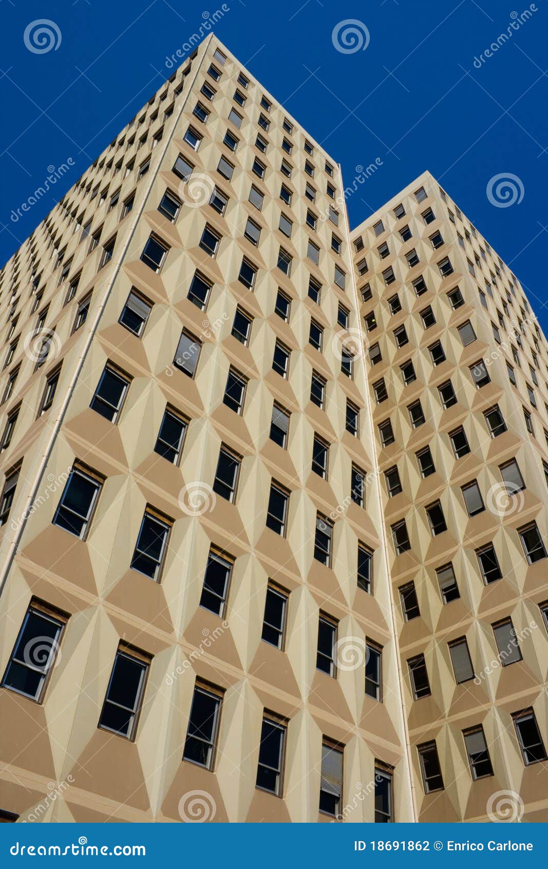 Edifici per uffici moderni fotografia stock. Immagine di basso - 18691862