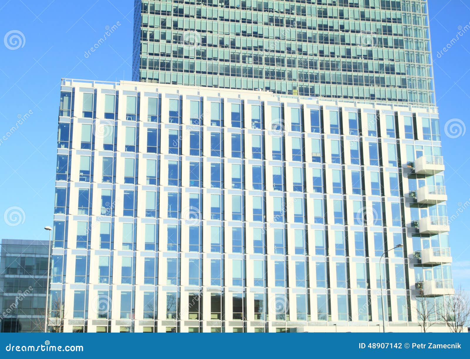 Edifici per uffici moderni fotografia stock. Immagine di grattacielo ...