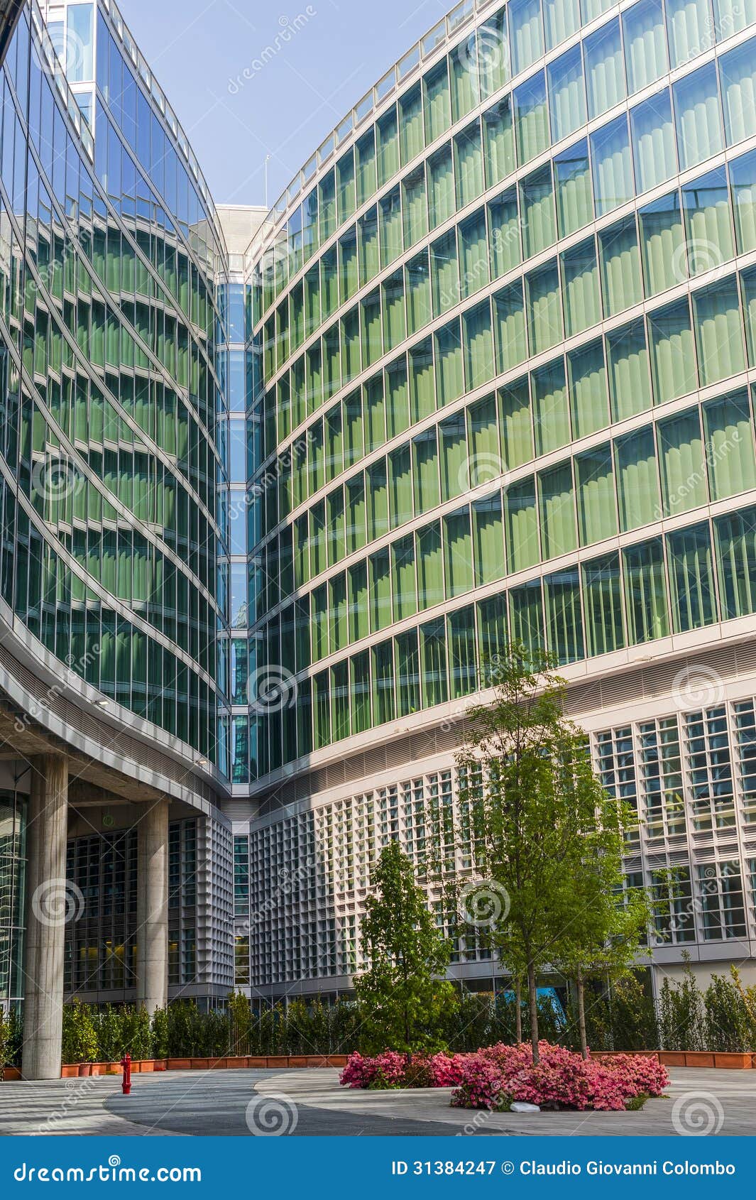 Edifici Per Uffici Moderni a Milano (Italia) Immagine Stock - Immagine ...