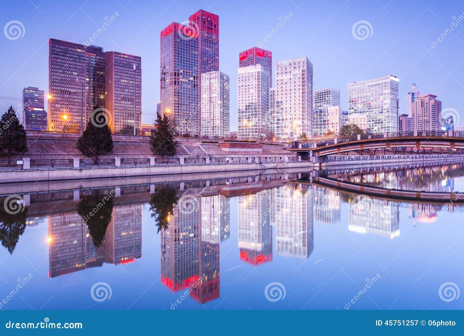 Edifici Per Uffici a Pechino Del Centro Al Tramonto Tim Immagine Stock ...