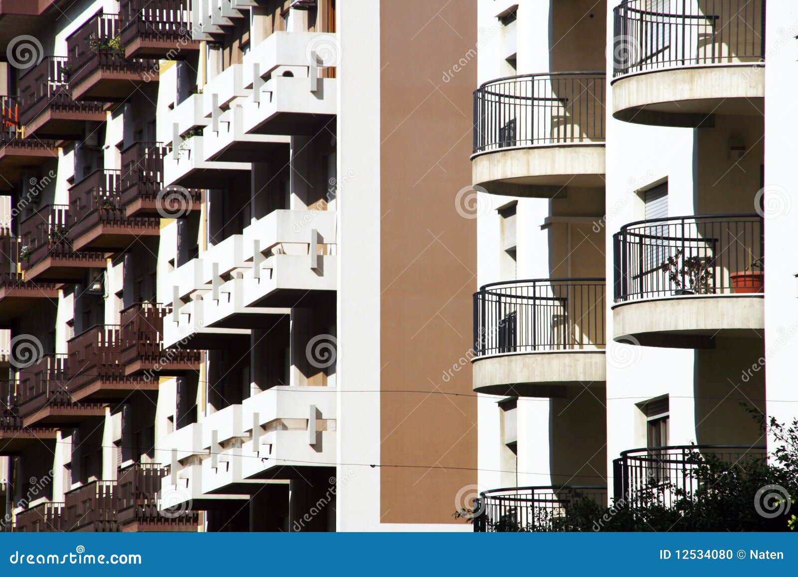 Edifici residenziali fotografia stock. Immagine di balconi - 12534080