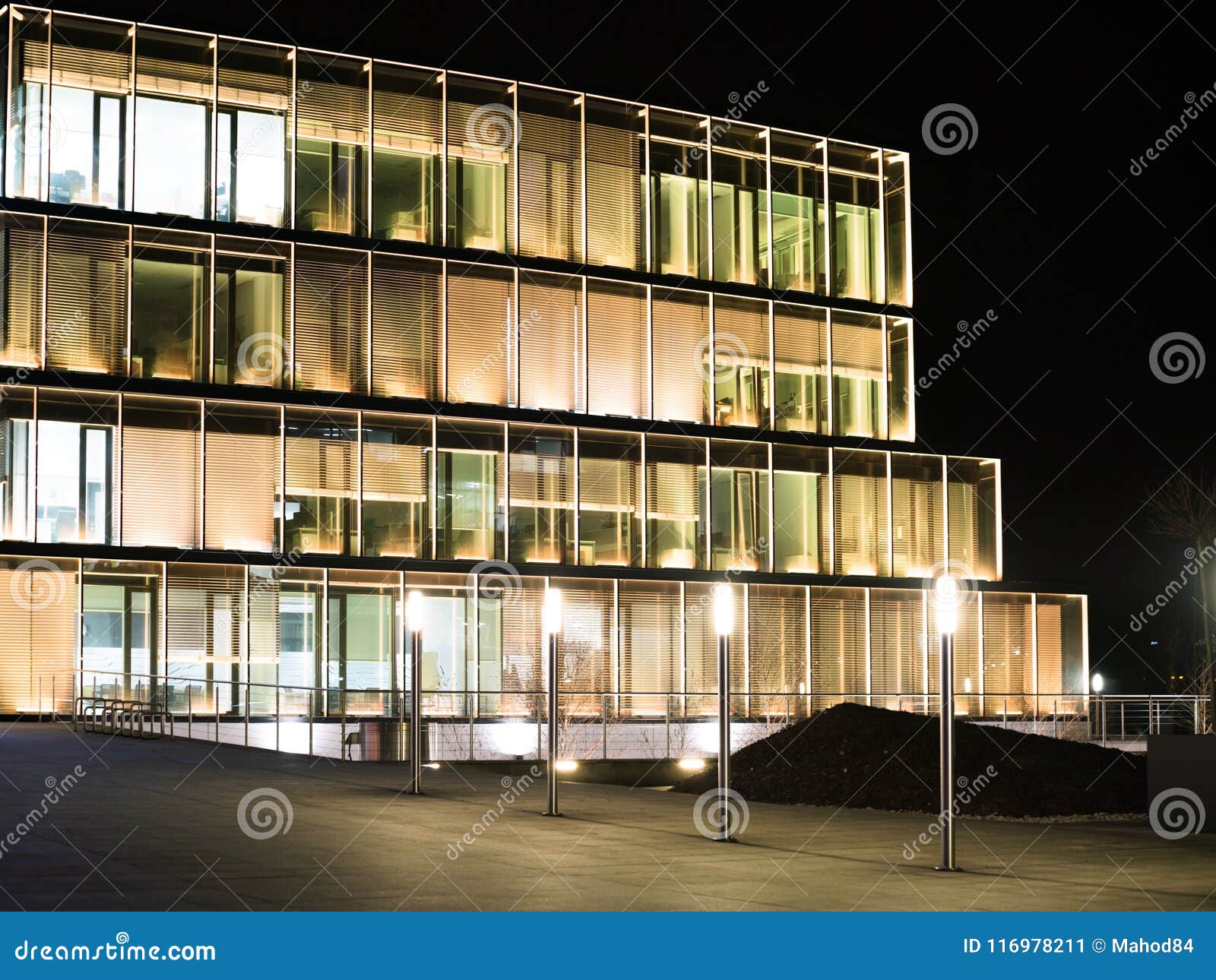 Edifici Residenziali Moderni Con I Balconi Di Vetro Immagine Stock ...