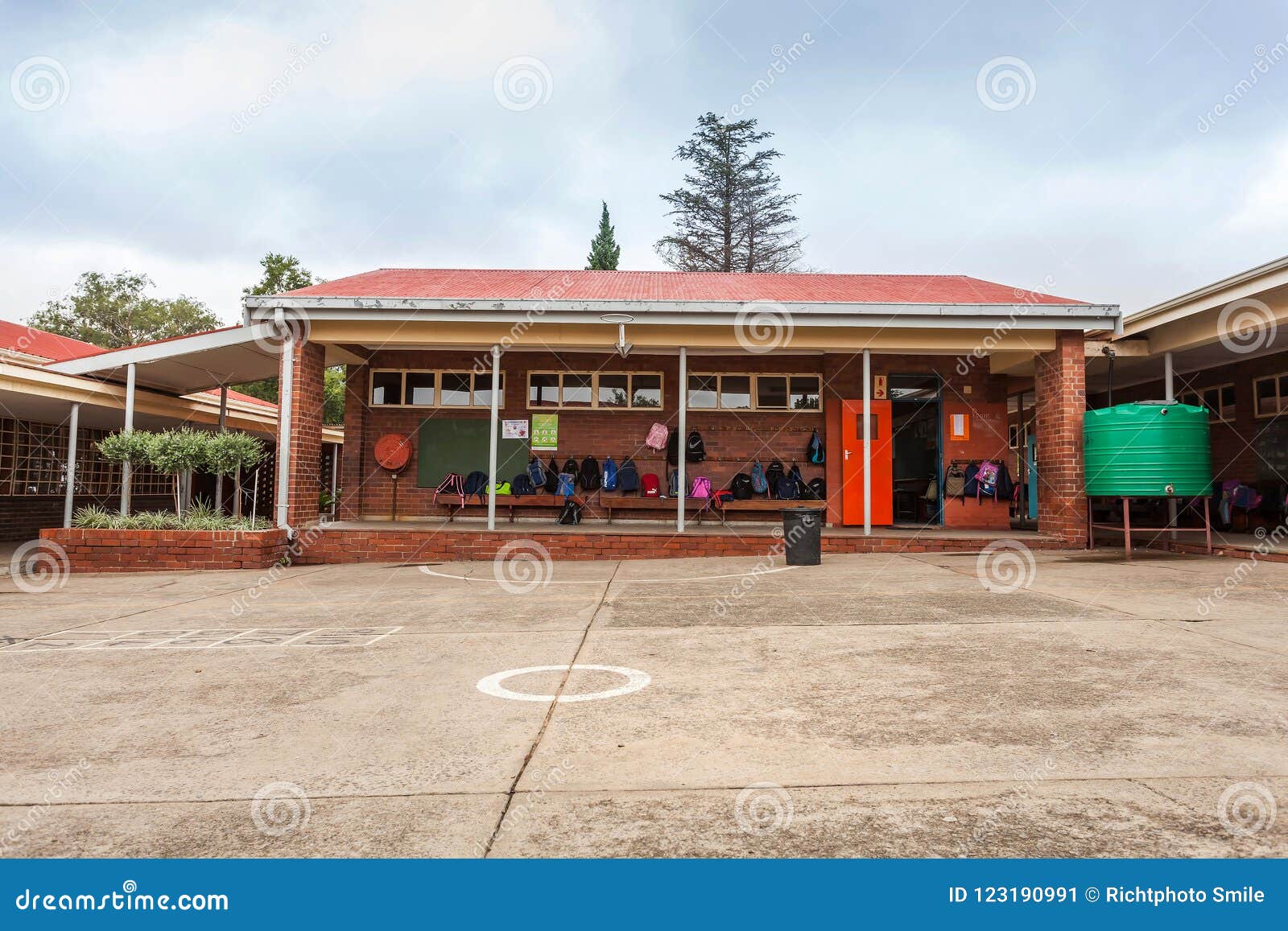Edifici Scolastici Di Scuola Primaria Con Le Borse in Corridoi ...